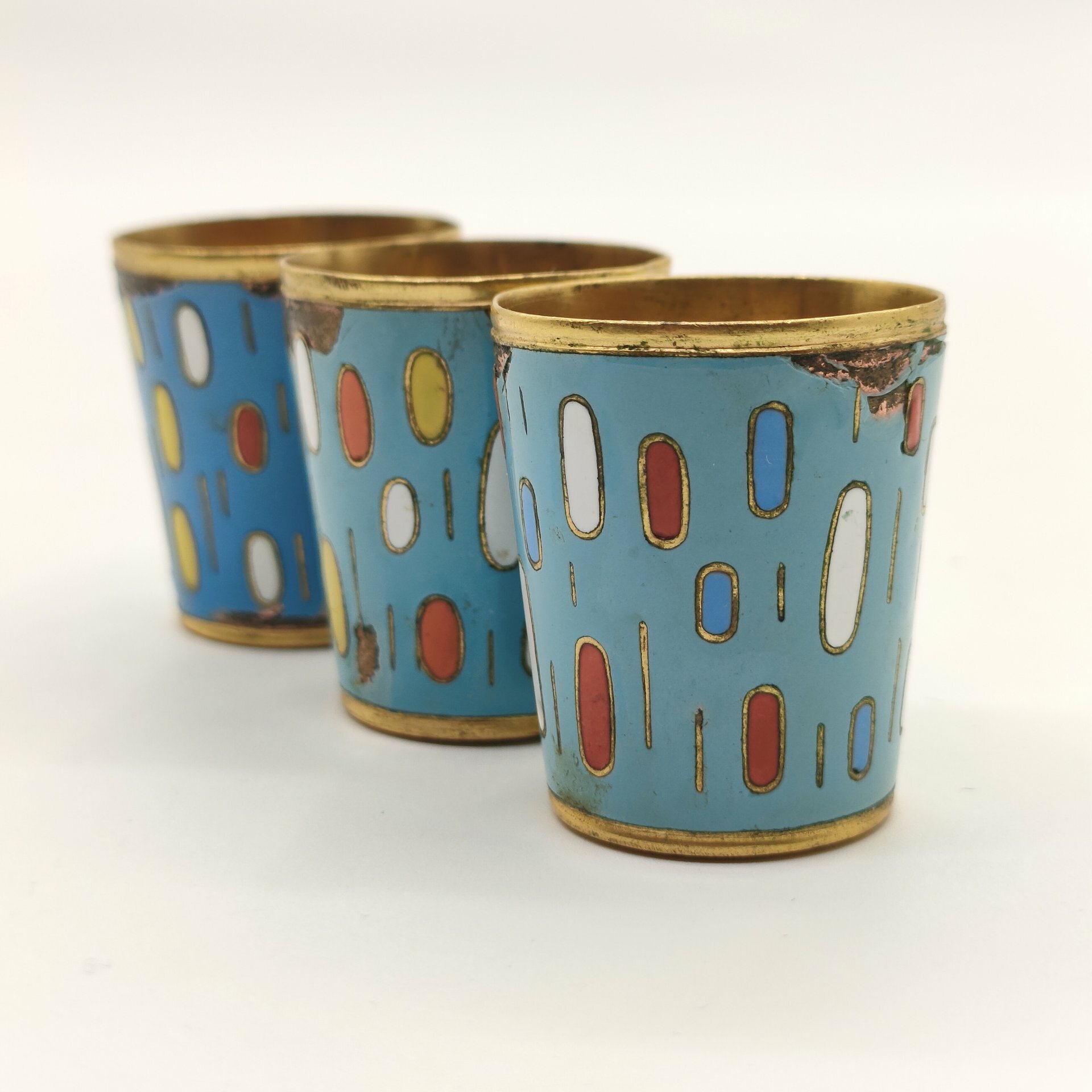 Набор из 3-х миниатюрных стопок с орнаментальным декором (в подборе), металл