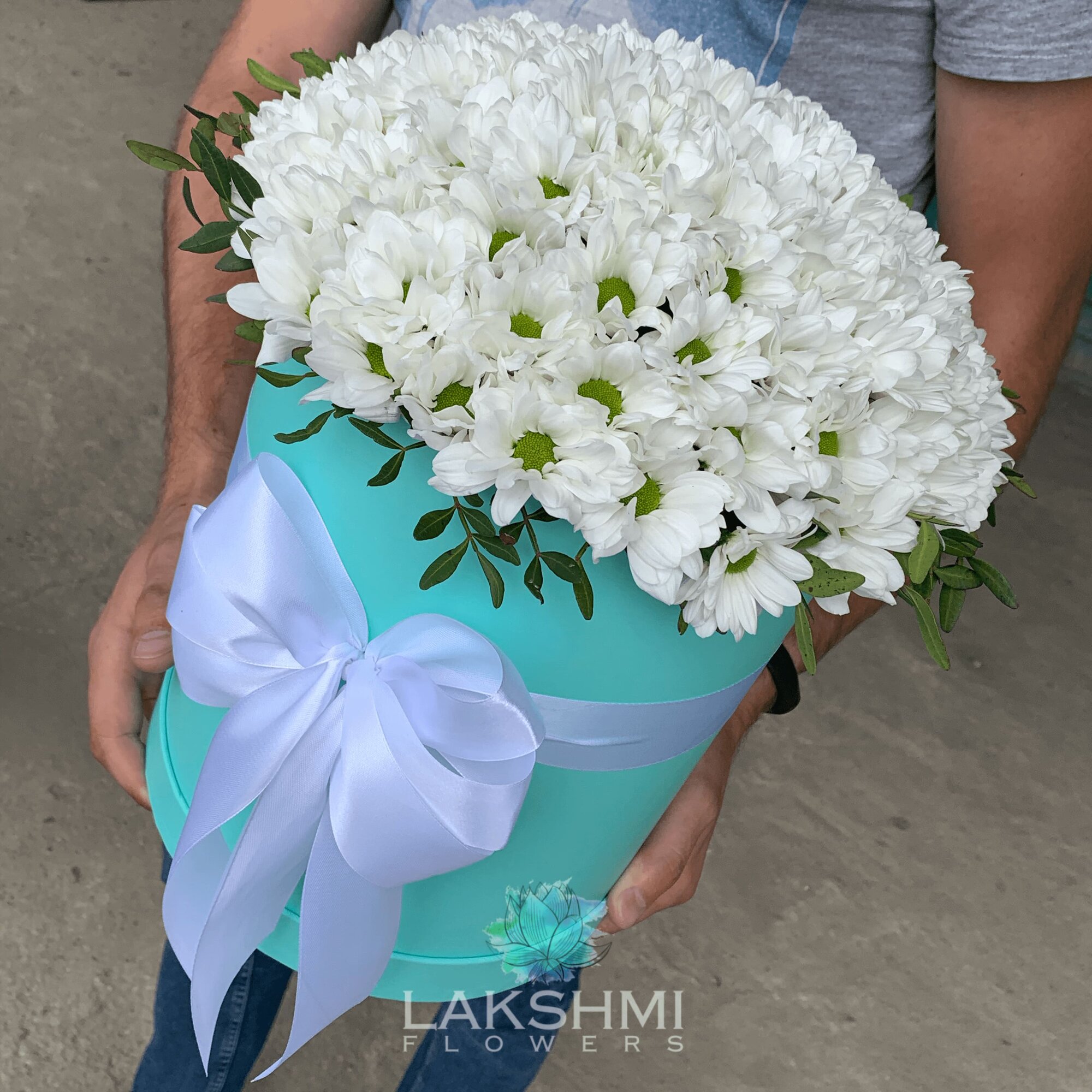 25 белых кустовых хризантем в шляпной коробке / Кустовые хризантемы