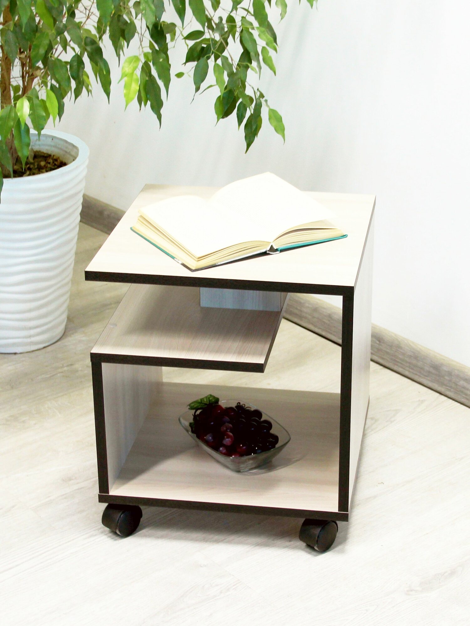 Столик на колесиках