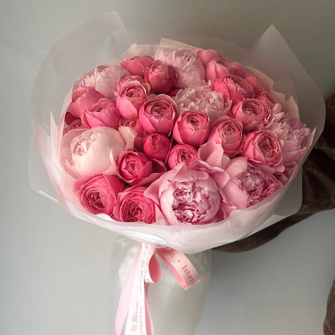 Букет из розовых пионов и кустовых пионовидных роз, красивый букет цветов, шикарный, премиум цветы, премиум букет