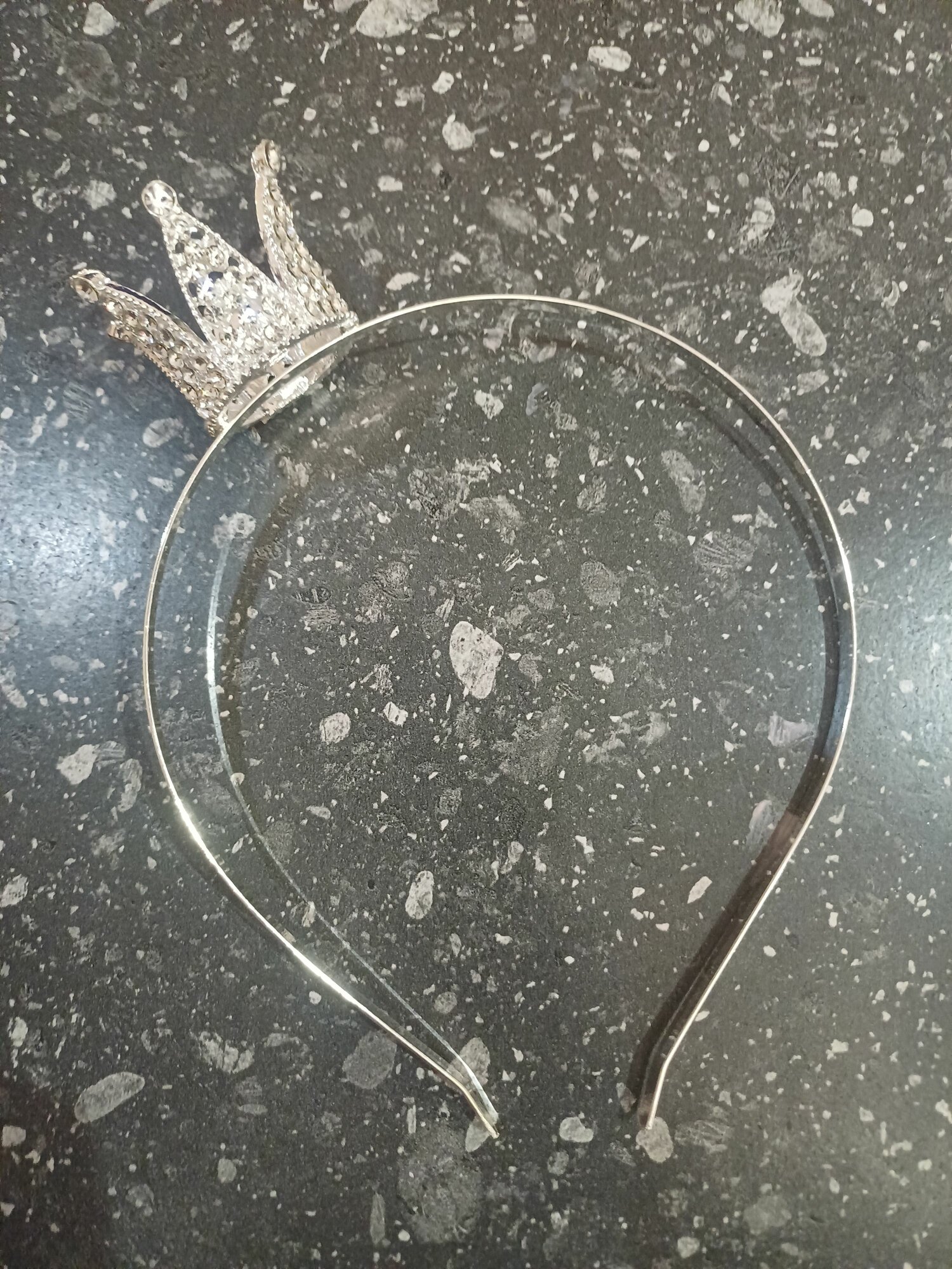 Ободок с короной для девочки серебряного цвета