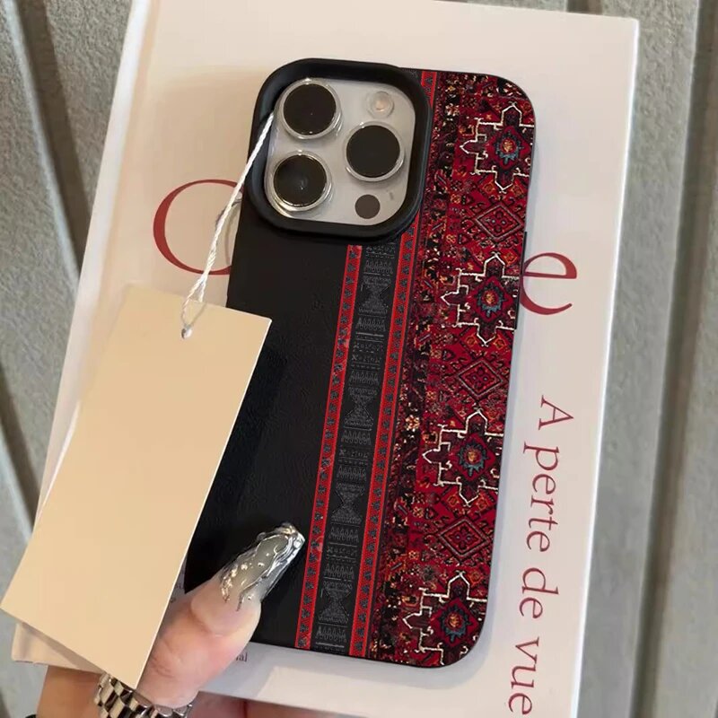 Чехол на iPhone 16, красный с ковром