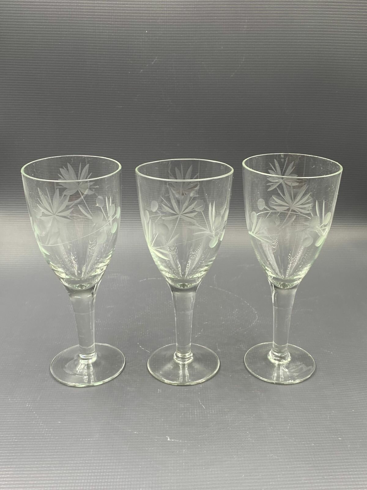 Стеклянные Рюмки на ножке, набор 3 штуки, Резьба СССР, высота 13 см