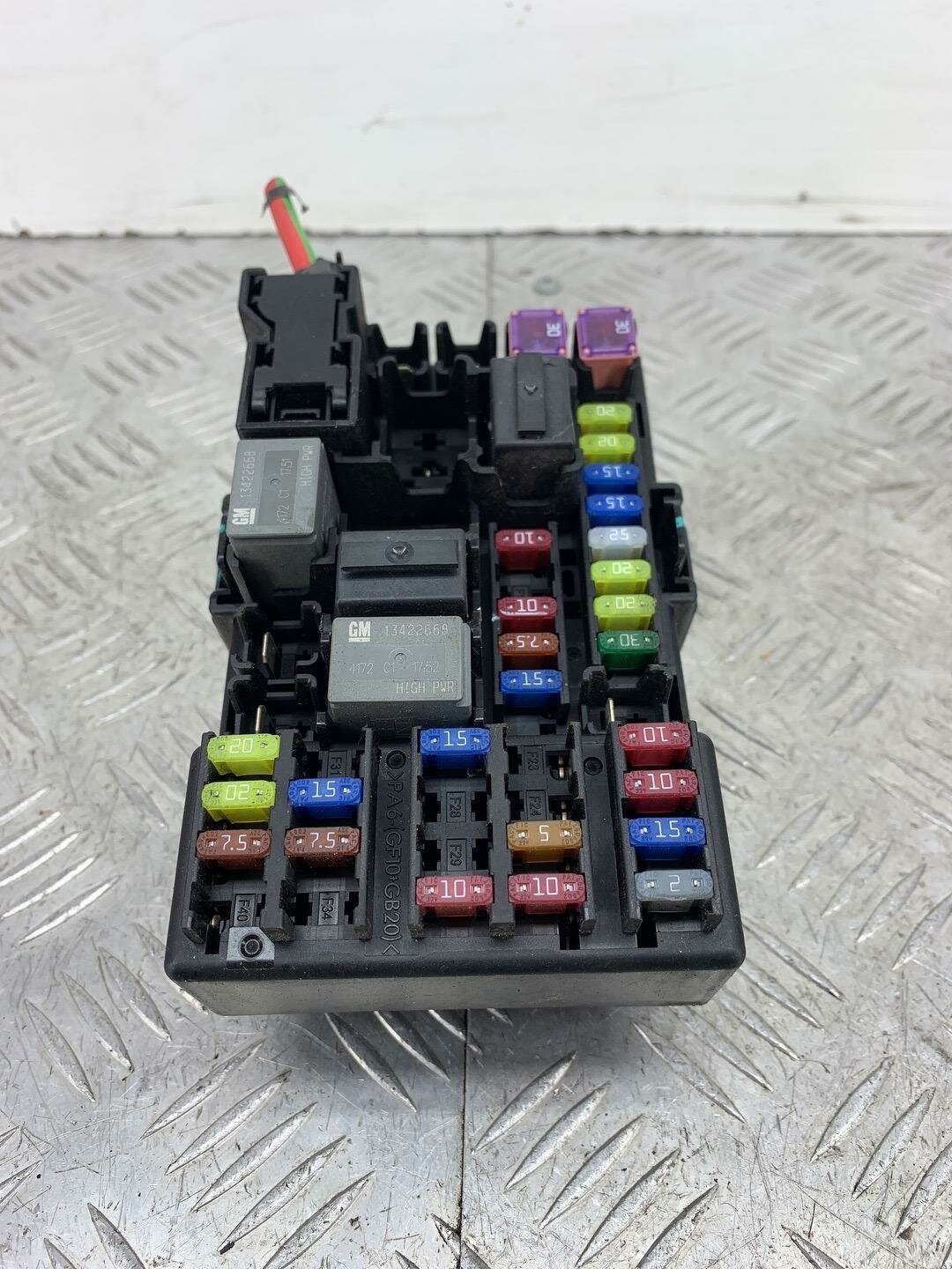 Блок реле и предохранителей Opel Corsa E 2016 2B0Z4010F