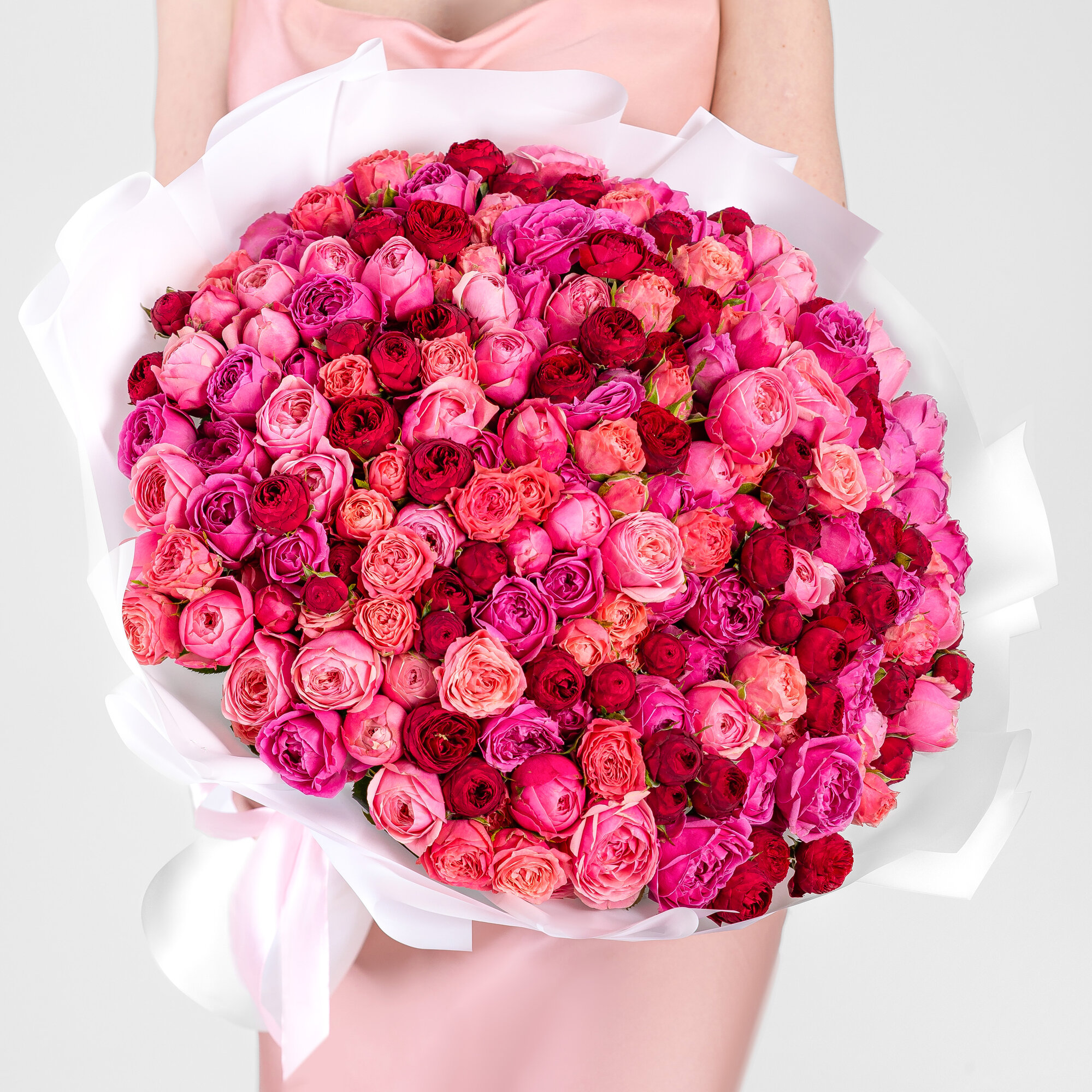 Букет Мегацвет24 "Пионовидная роза микс", 101 цветок, дизайнерская упаковка