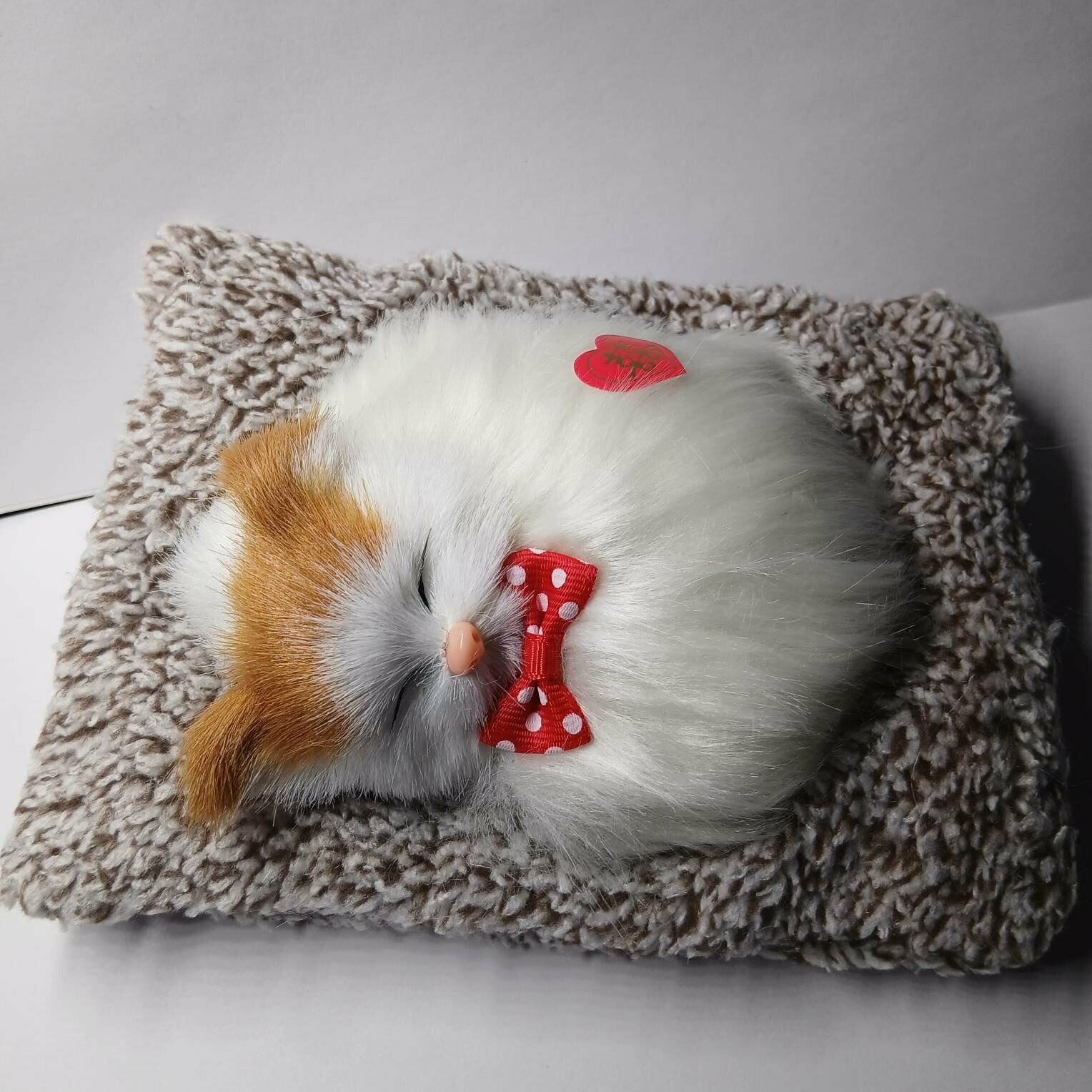 Мягкая игрушка *Спящий котенок на коврике, мяукающий (14см. х 11см.)*/ антистресс