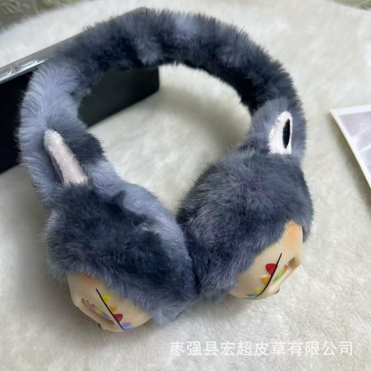 Эти зимние теплые наушники из ПВХ, выполненные в форме плюшевых кукол, защищают от ветра и холода, обеспечивая тепло и комфорт для детей.