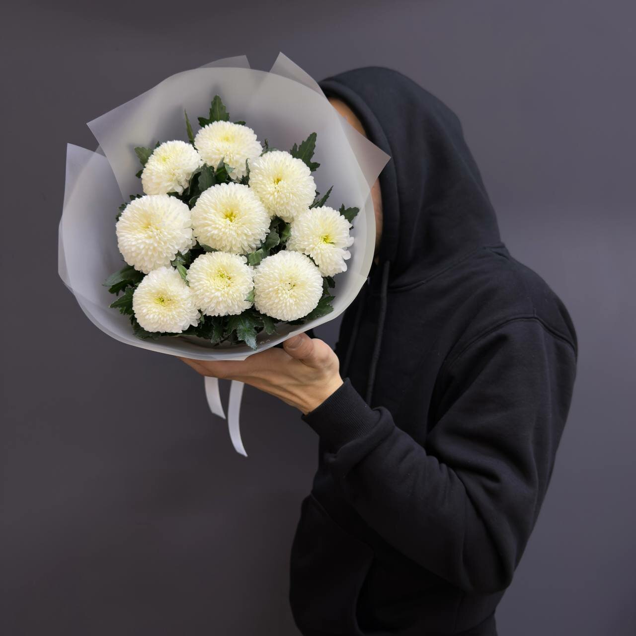 Милый букет из 9 белых хризантем сорта Момока высотой 50 см с доставкой