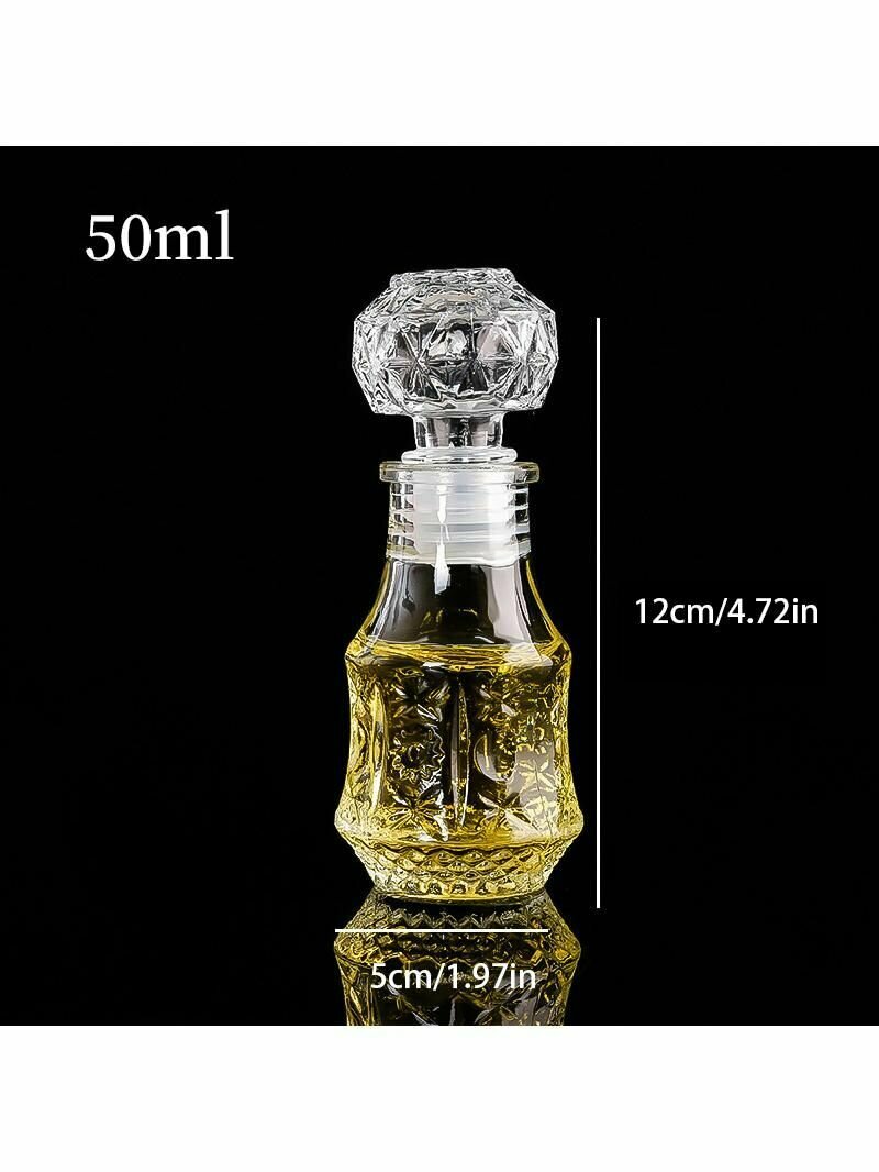 Стеклянная маленькая бутылка вина