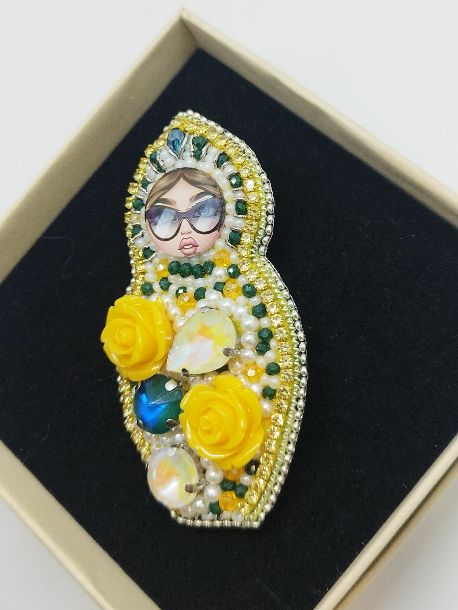 Брошь, стразы