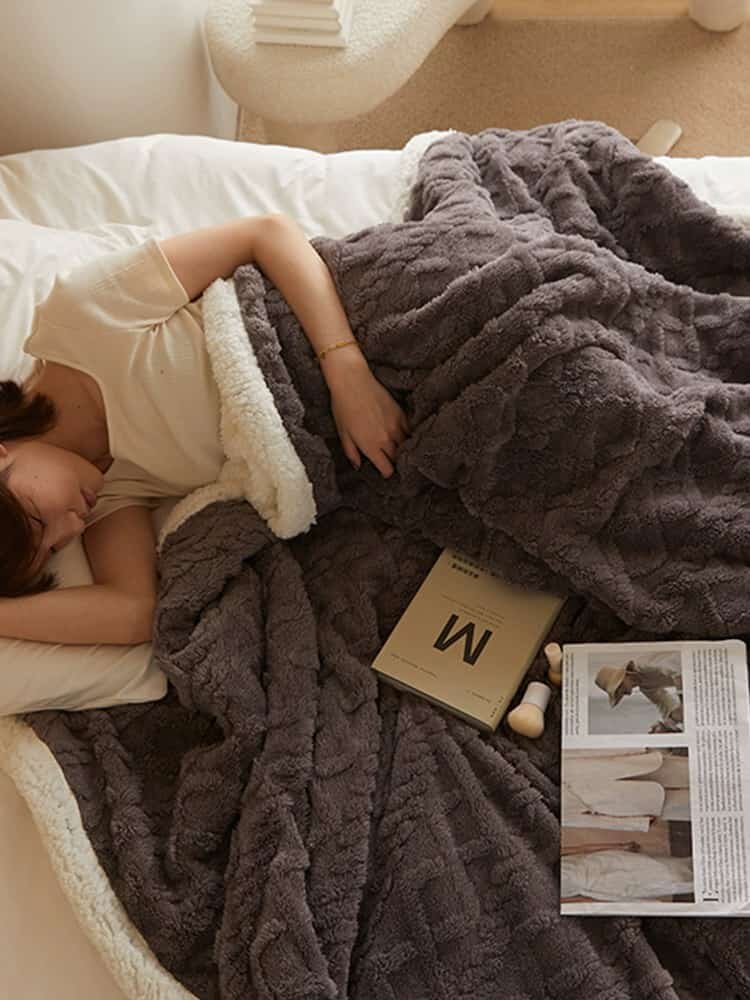 Покрывало на кровать из овечьей шерсти/ 3 в 1 - плед, покрывало, одеяло/ 200х230 - Темно коричневый