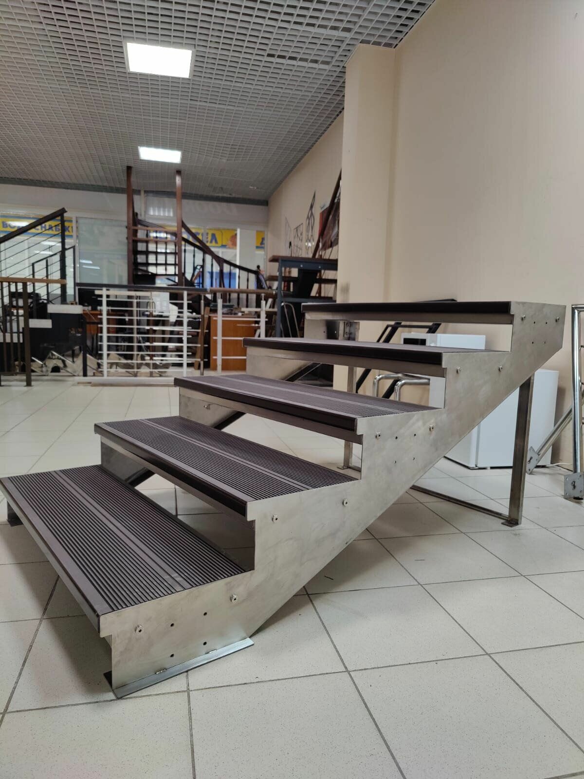 Лестница-крыльцо из нержавеющей стали ,5 ступеней, с ДПК, без ограждения.