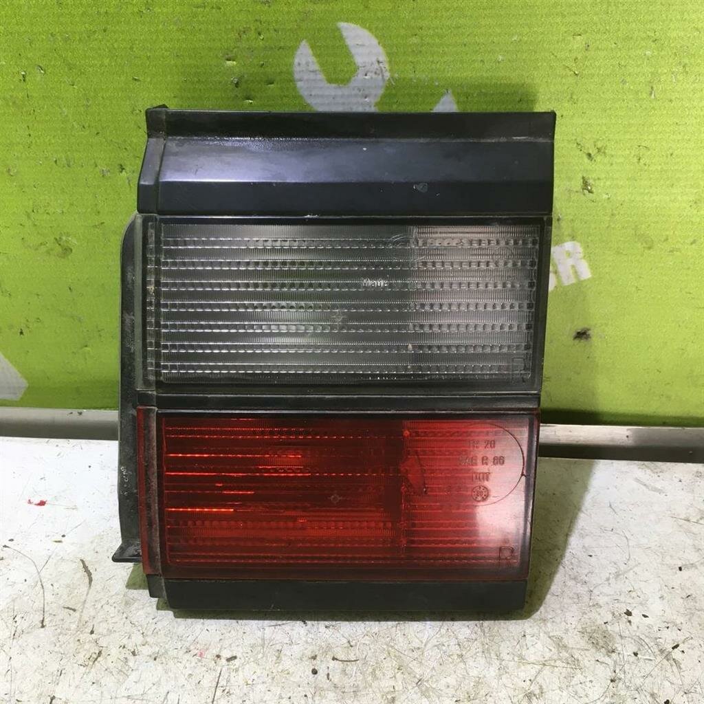 Фонарь задний внутренний правый VW Passat B3 1988-1993