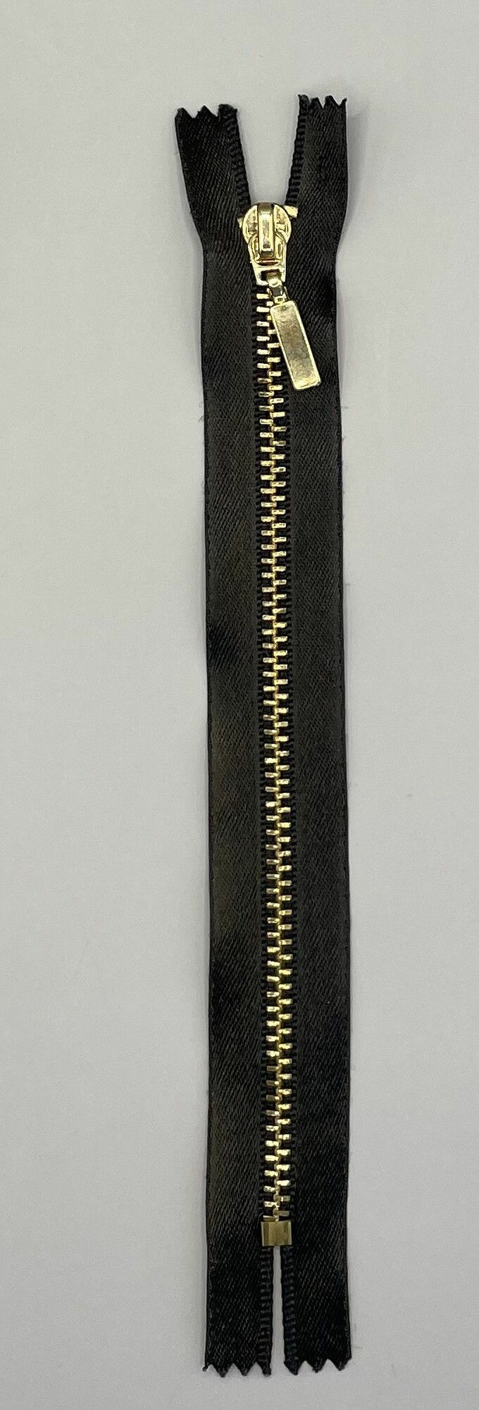 Молния металл,18см, тип 4, на атласной тесьме, т. т. коричневый, зубья золото. Италия.1шт.