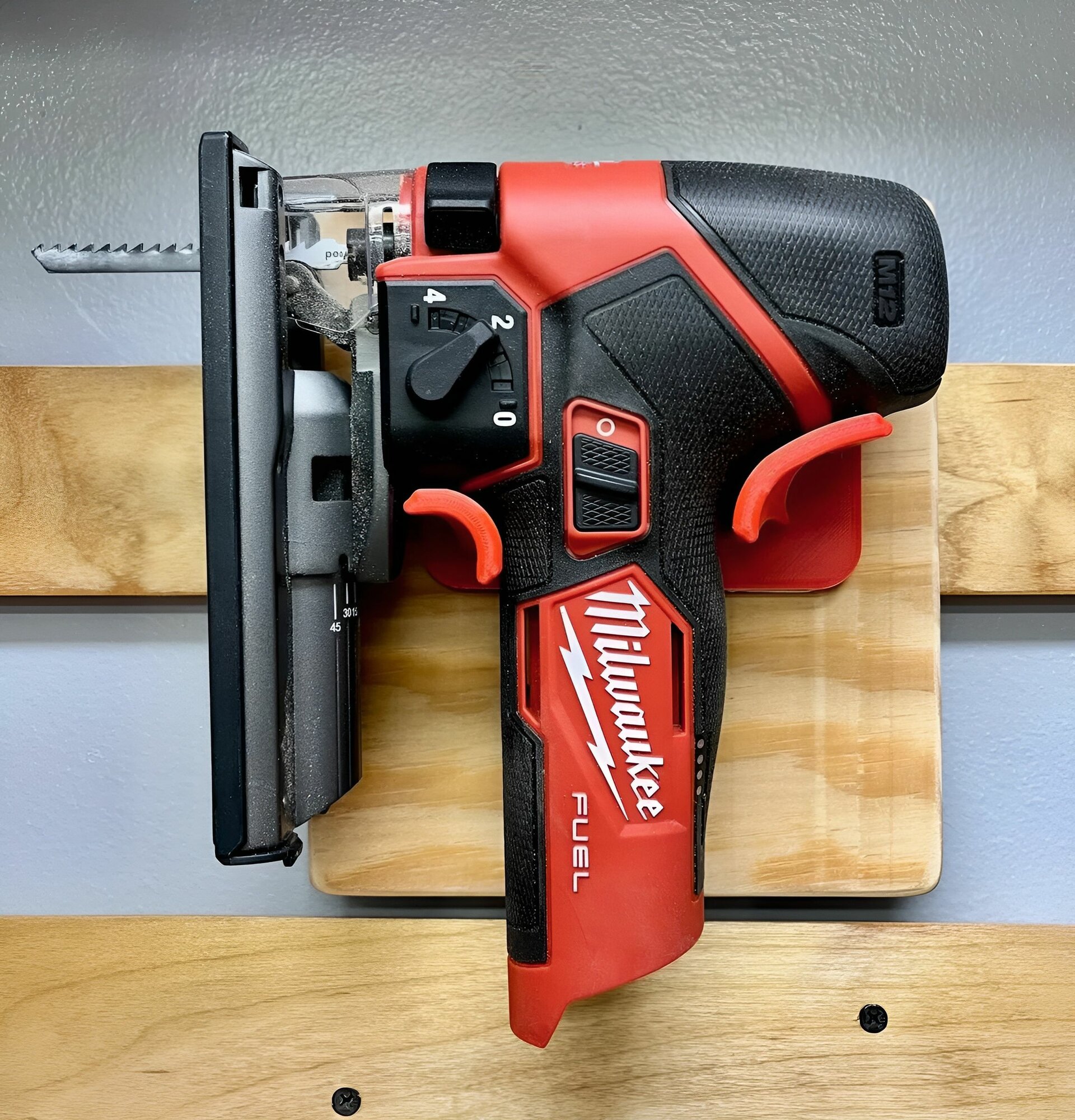 Настенный держатель для лобзика Milwaukee M12