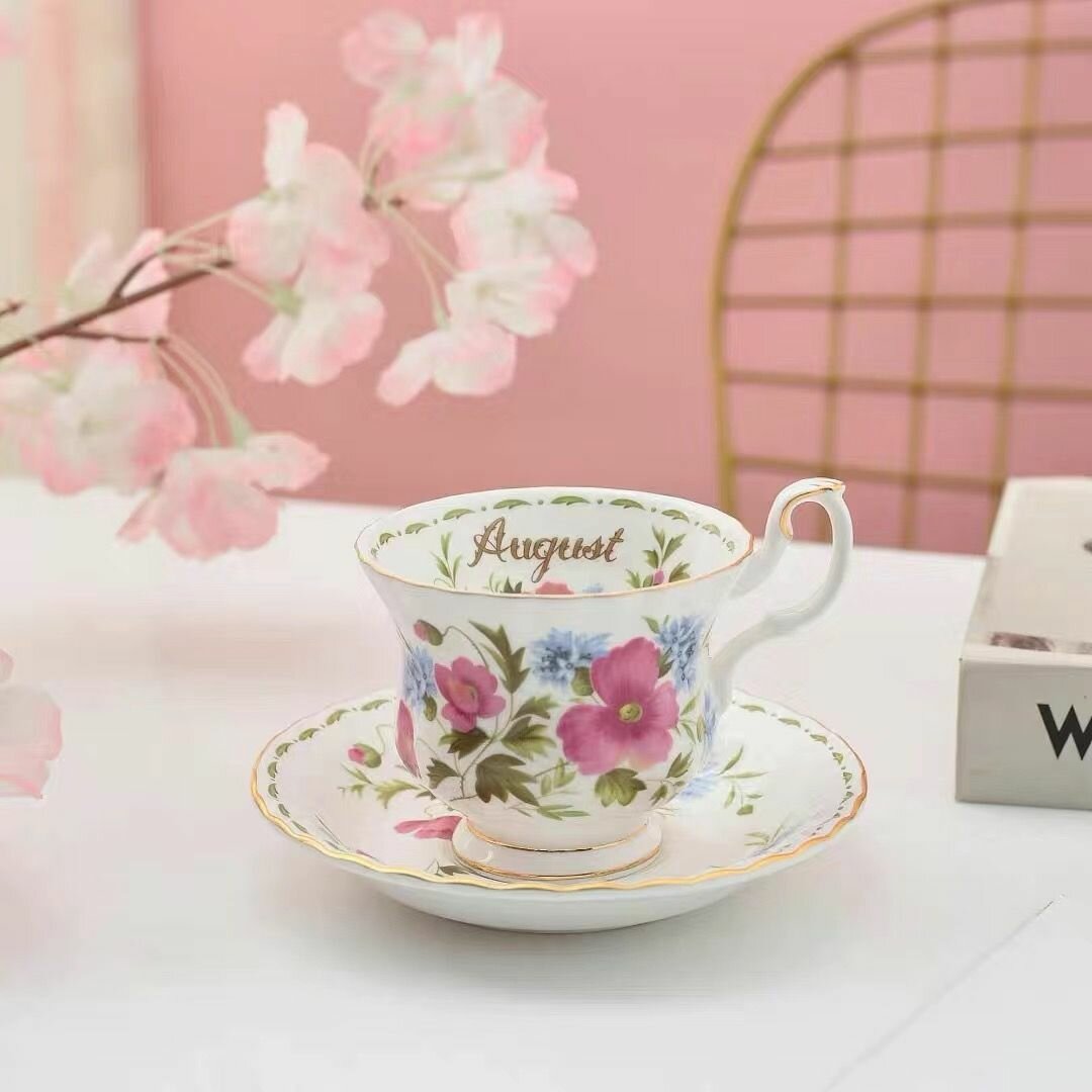 Эксклюзивная чайная пара Royal Albert из костяного фарфора, серия Цветок месяца Сузуран в мае, произведена в Англии с клеймом 70х годов