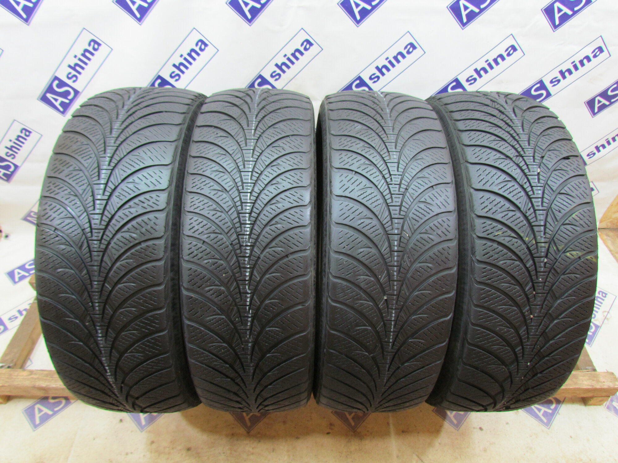 Goodyear Ultra Grip Ice WRT 235 60 R18 зимние БУ шины 20-35% износ , артикул 0025364