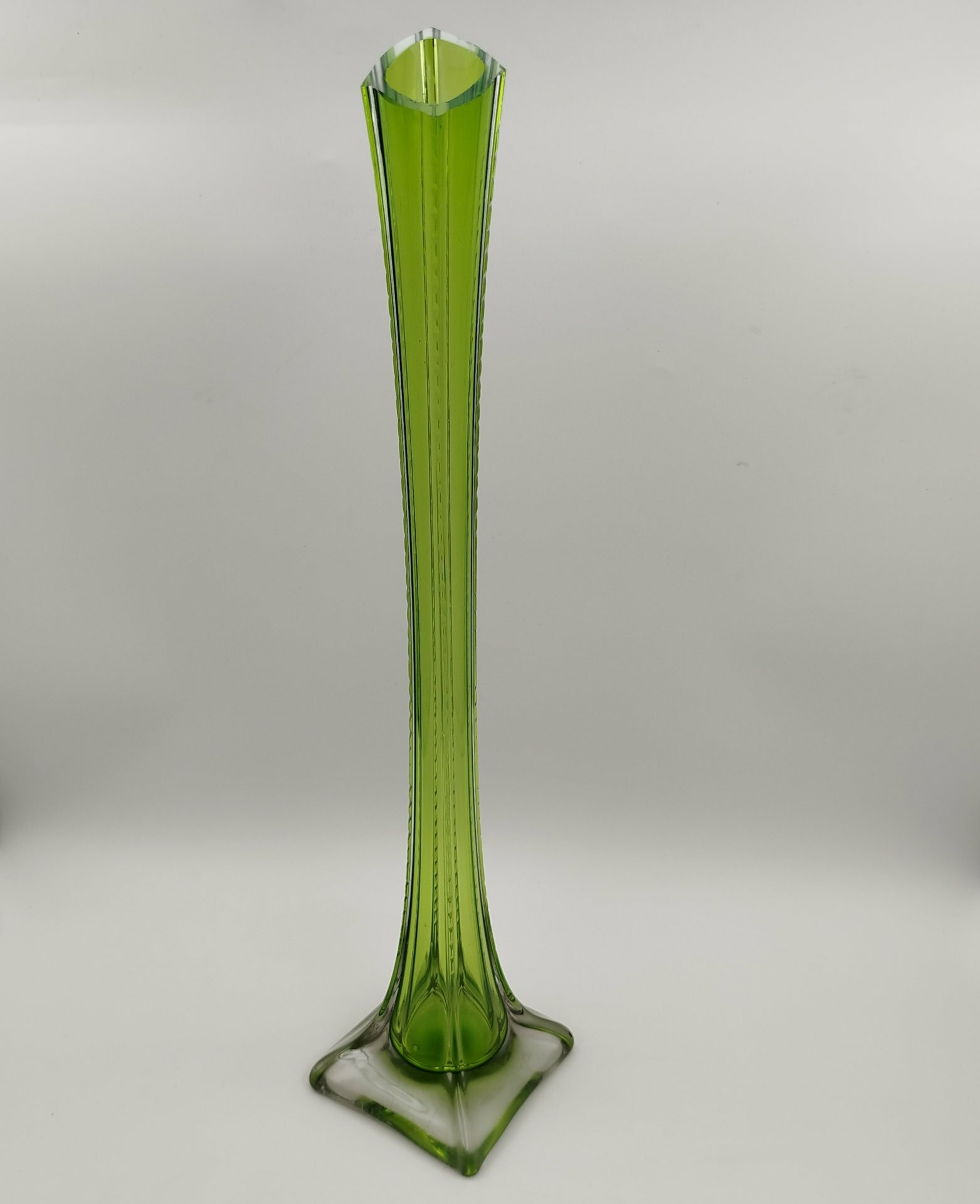 Ваза формы "Берц" зеленого оттенка, стекло, двухслойное, СССР, 1930-1960 гг.