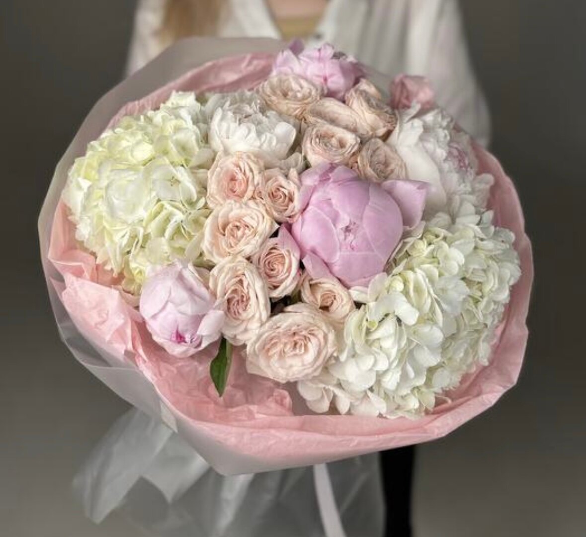 Букет трио кустовые пионовидные розы Бомбастик, розовые пионы Сара Бернар, гортензии