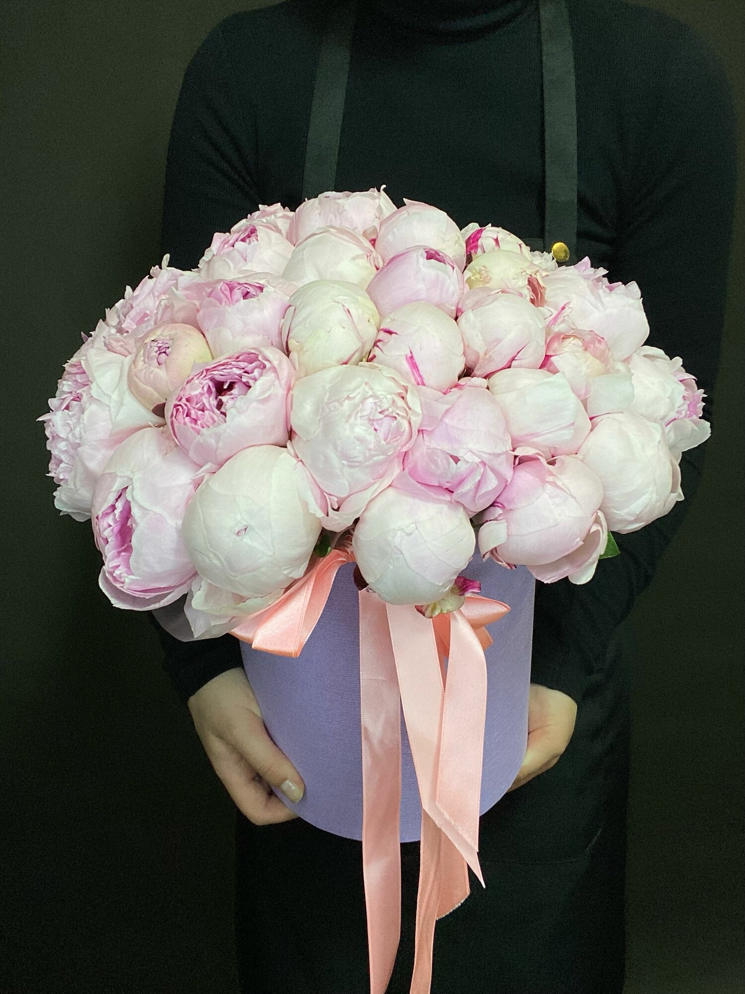 Коробка с пионами