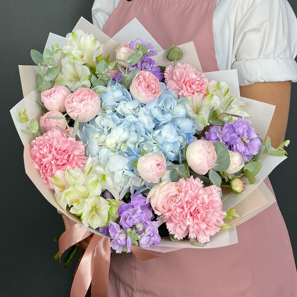 Букет живых цветов. Кустовые розы Мэнсфилд Парк, Гортензия, Диантусы и Маттиола