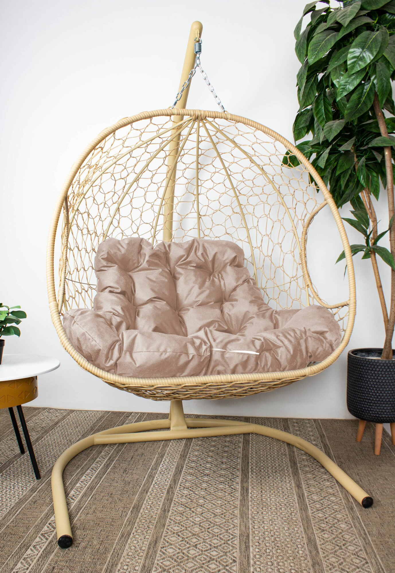 Подвесное кресло для двоих, с ротангом бежевое, бежевая подушка