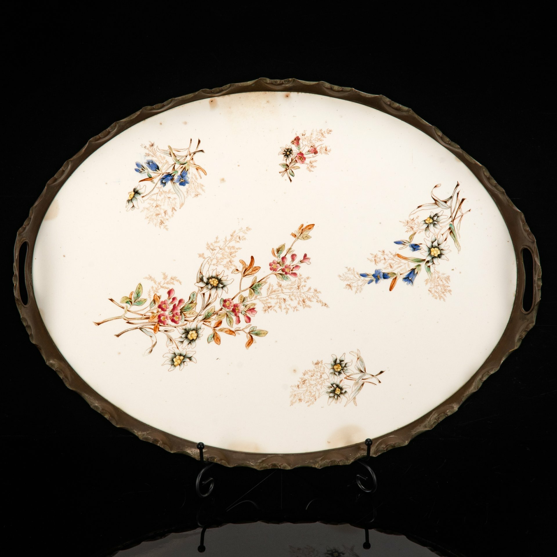 Поднос овальной формы, украшенный цветами прованса, фаянс, деколь