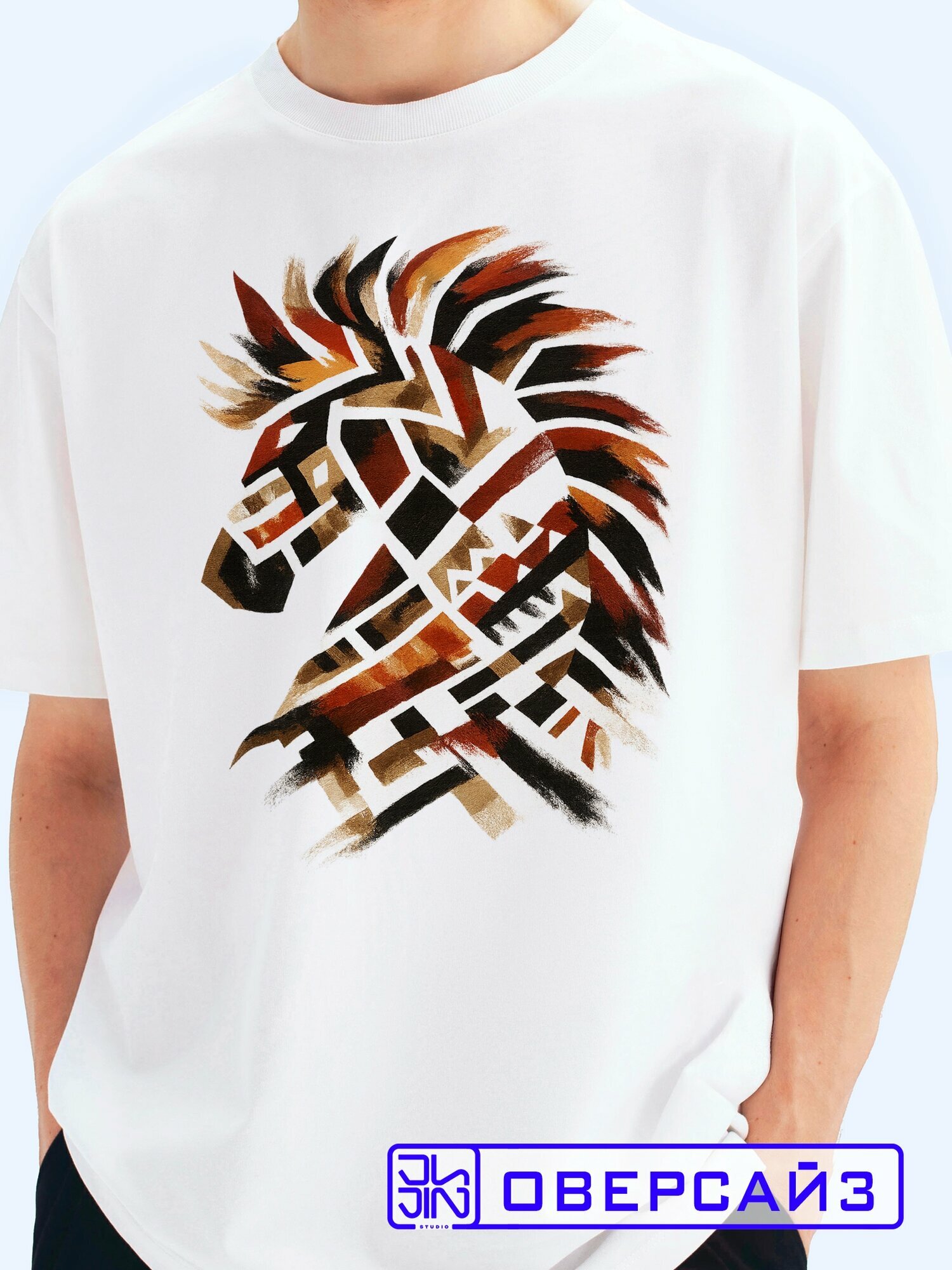 Футболка оверсайз мужская с принтом Черно-белая, пестрая этническая лошадь в геометрическом граффити коллаже, белый хлопковый трикотаж с прикольным рисунком на груди