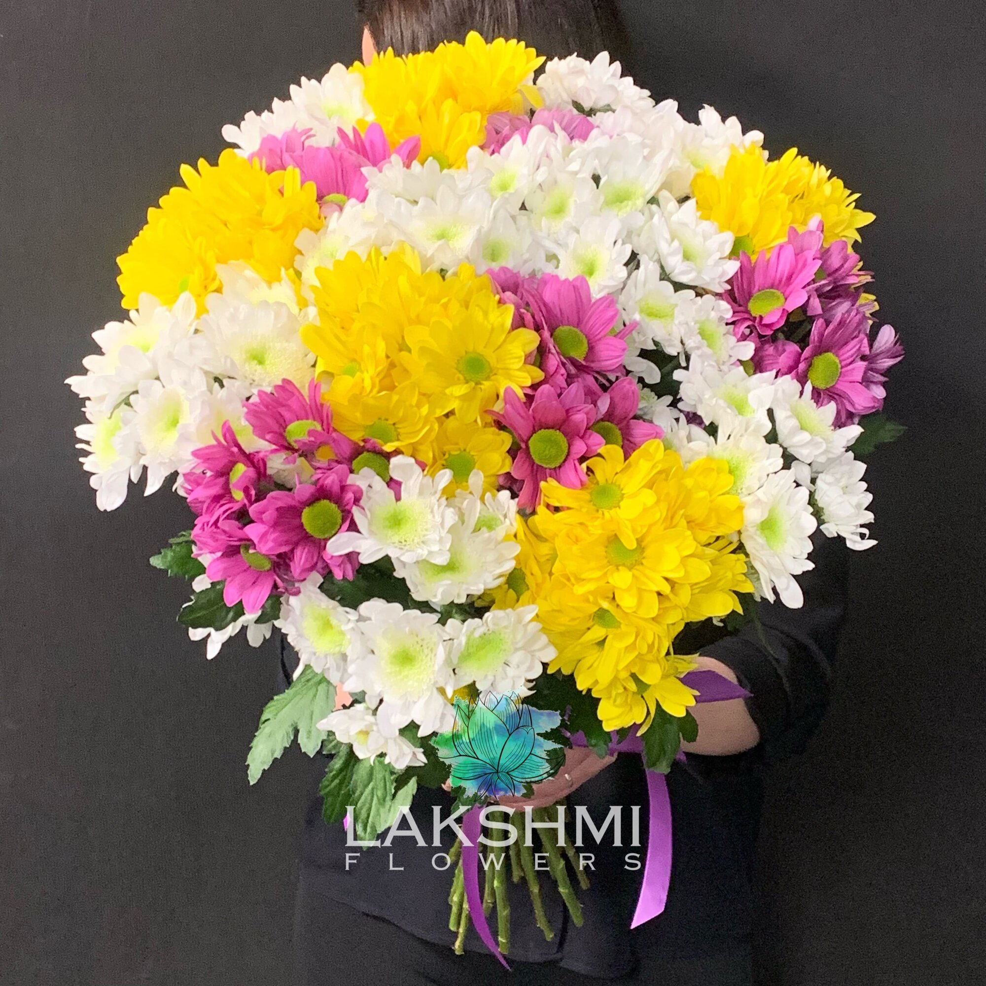 Букет из 19 белых, сиреневых, желтых кустовых хризантем под ленту