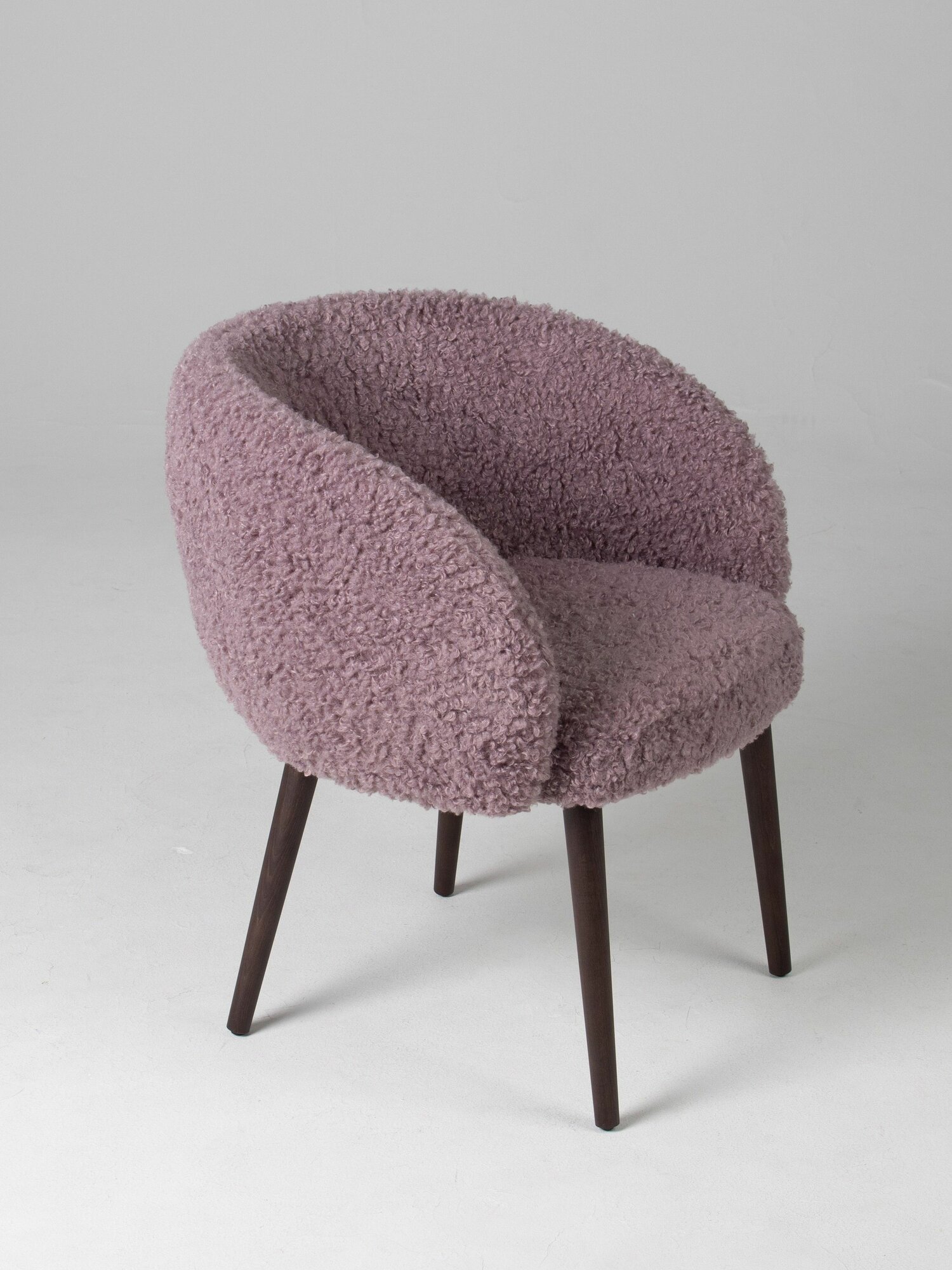 Кресло дизайнерское мягкое HOLLY, фиолетовый, ножки массив бука цвет венге