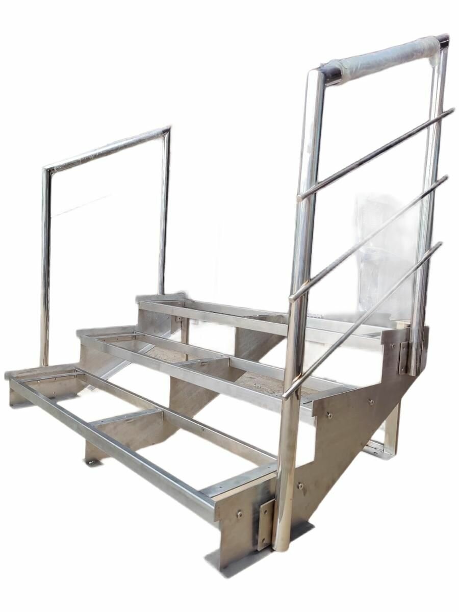 Лестница-крыльцо 3 ступени без ДПК, ограждения с двух сторон.