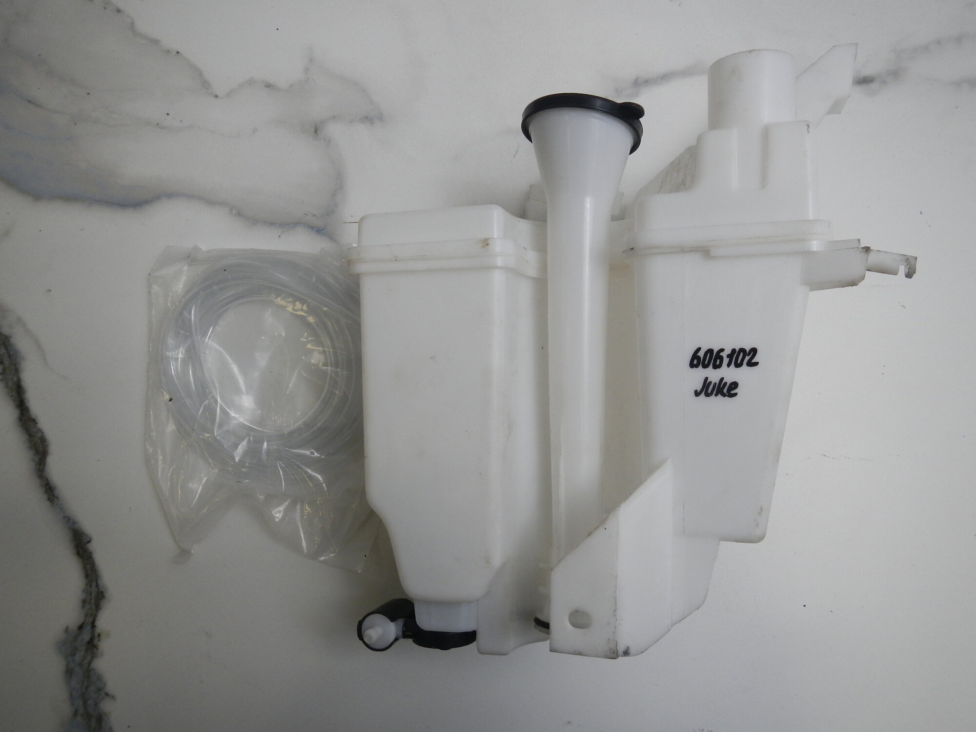 Б/У Бачок омывателя лобового стекла, Nissan (Ниссан)-JUKE (F15) (11-) NISSAN JUKE (F15) (11-) SAT c насосом Дубликат, нов...