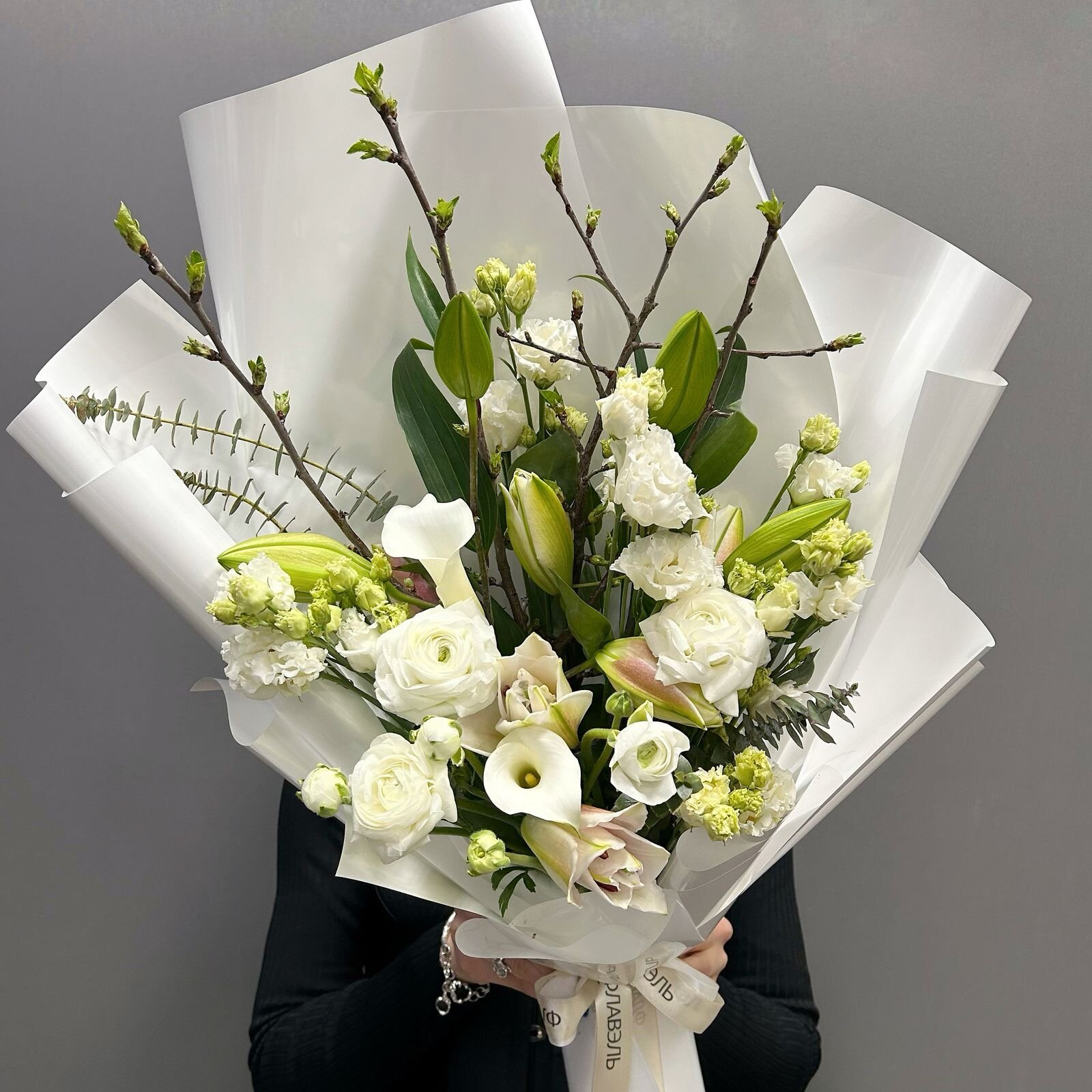 Белый букет с лилией, ранункулюсами, каллами и белой эустомой