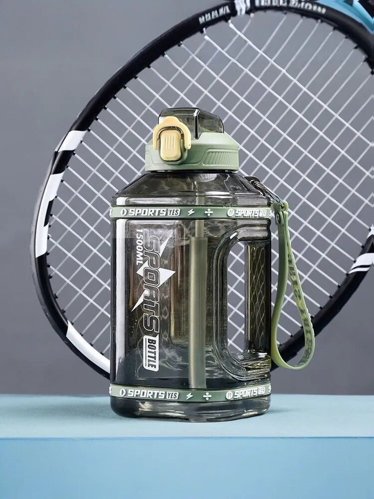 Спортивная бутылка объемом 1,5 литра с ручкой и ремнем зеленая