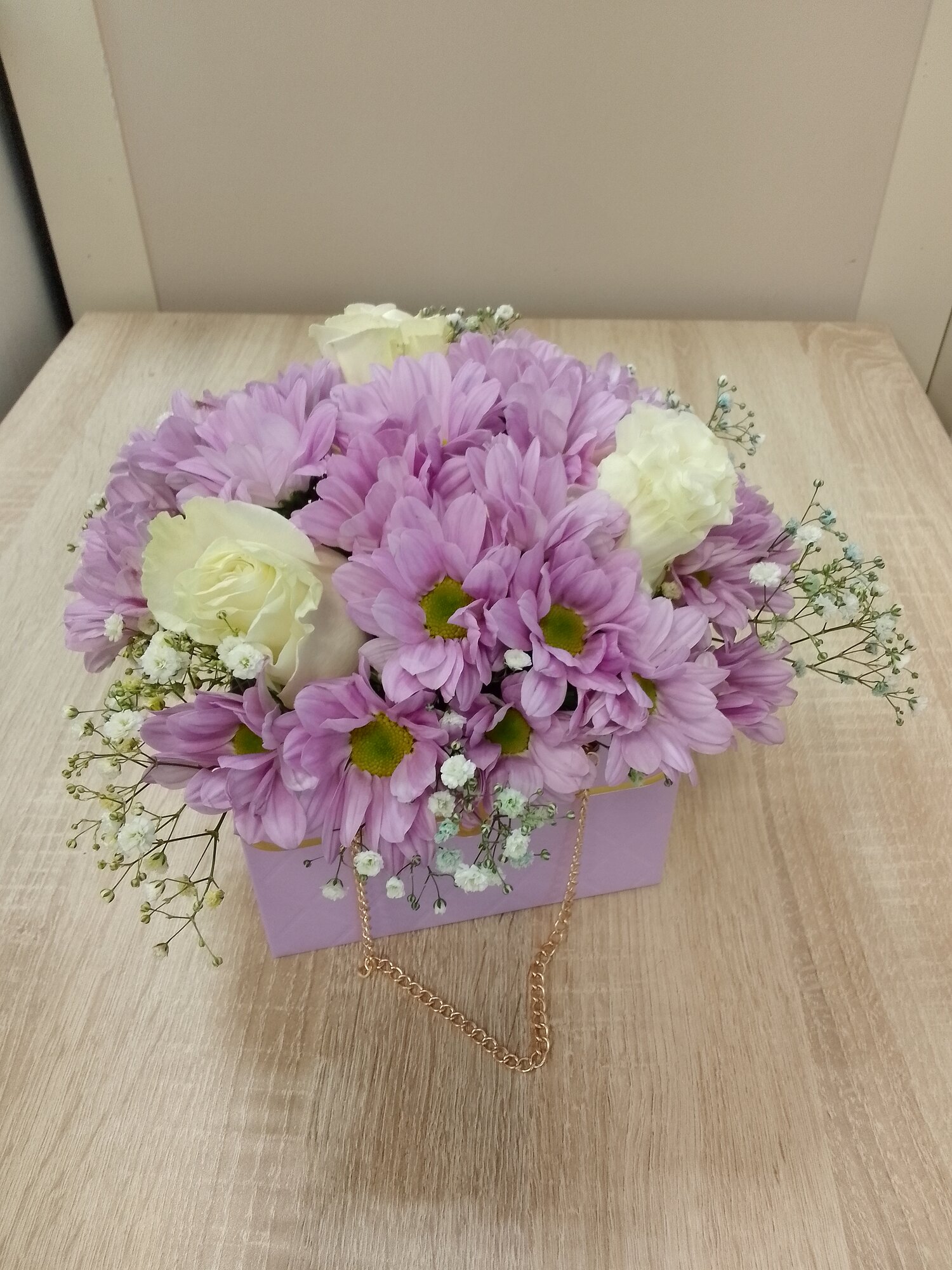 Композиция в сумочке "Сиреневый Мотив", хризантема/роза/гипсофила