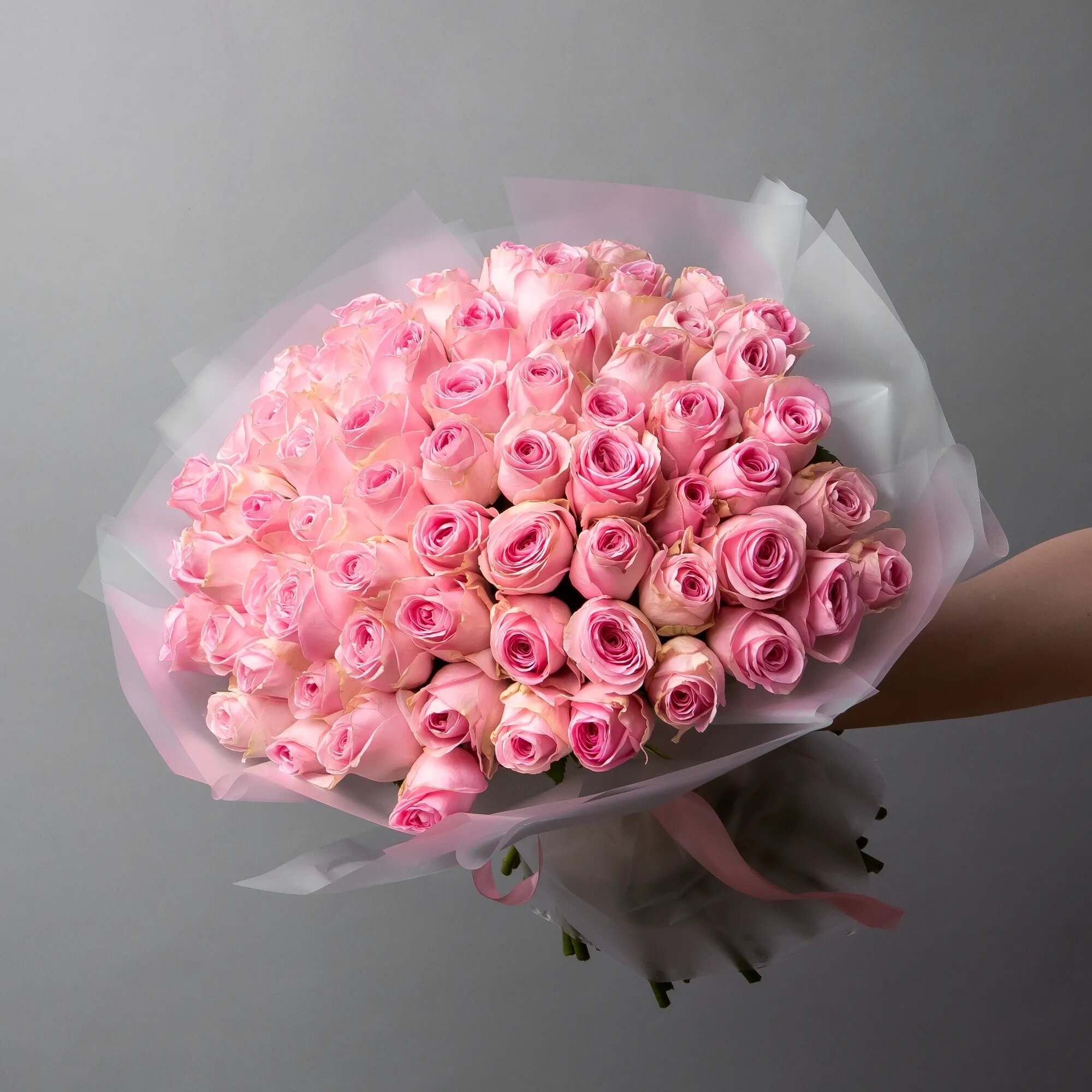 Букет из розовых роз 85 шт Высота 40 см в коробке и аквабоксе от "Простоцветы"