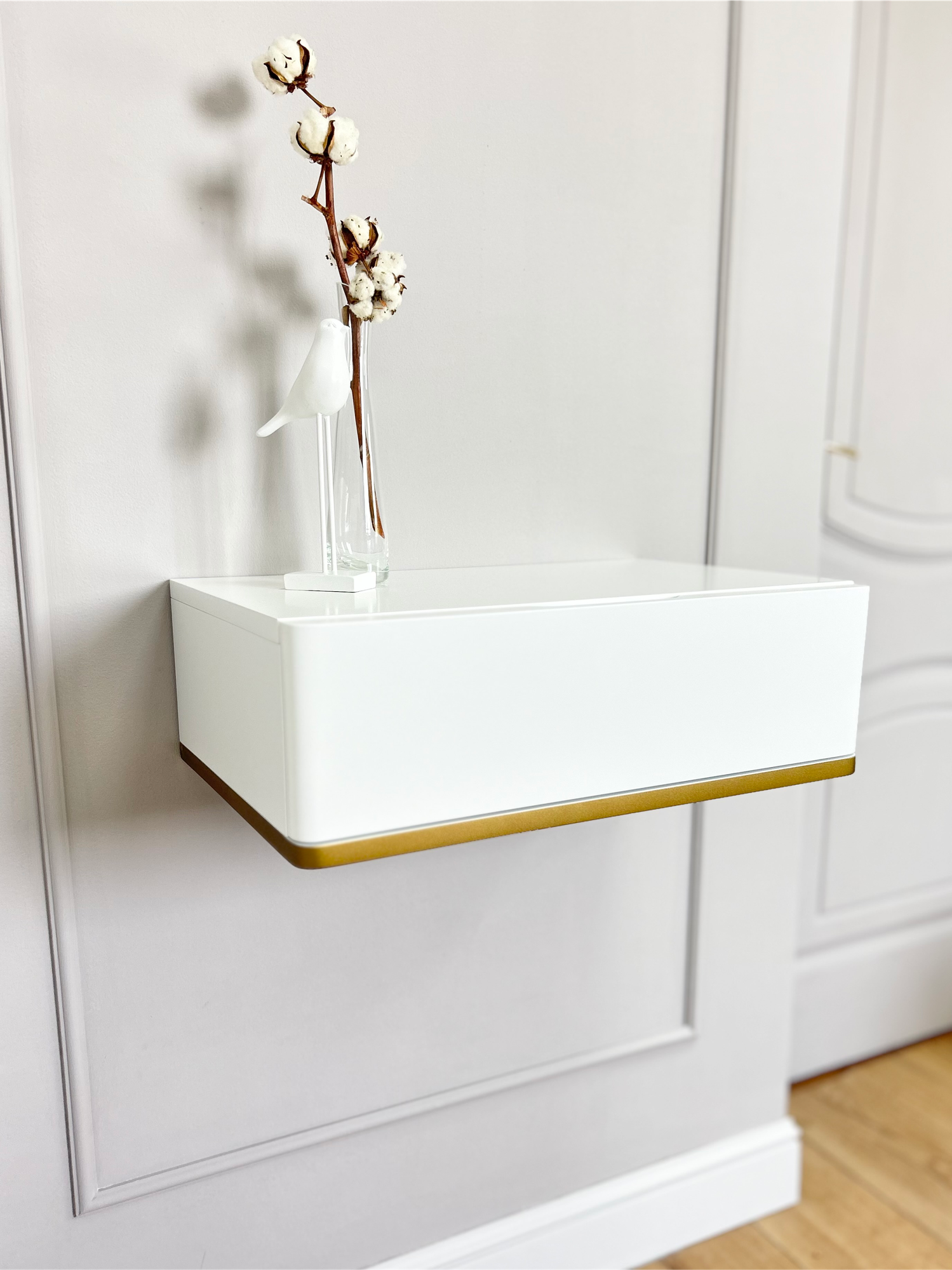 Тумба подвесная консоль прикроватная белая, эмаль мдф 50х32х16 см золотистая вставка, Bianko