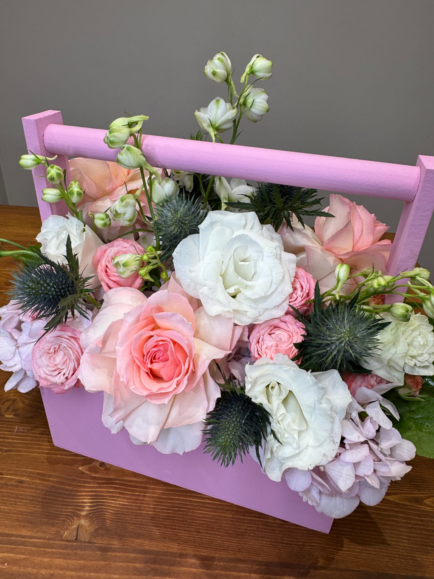 Композиция цветов "Элегия", розы, гортензии, эустомы, в ящике