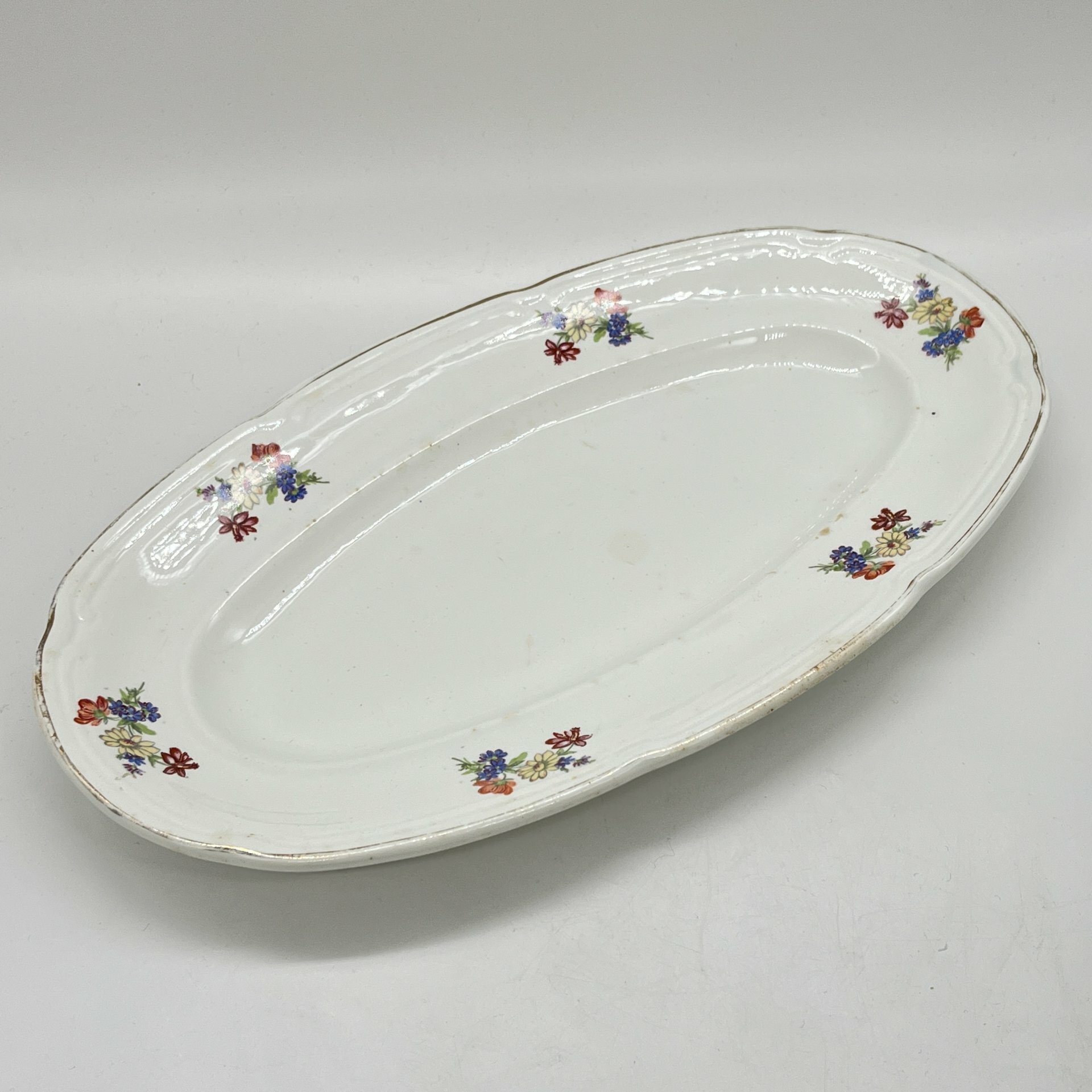 Блюдо овальной формы с цветочным декором, фаянс, деколь, золочение