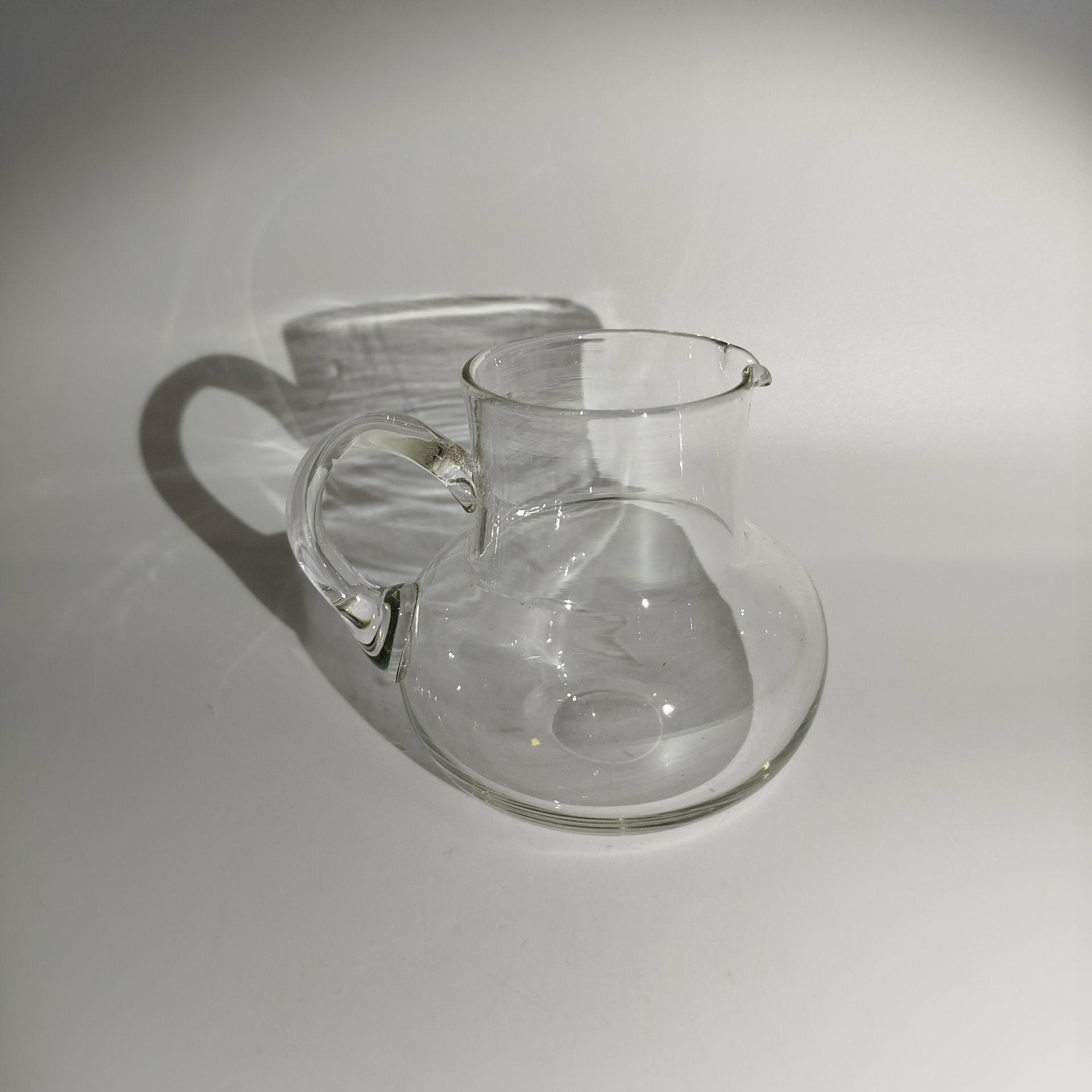 Молочник с широким туловом, стекло, Россия, 1900-1930 гг.