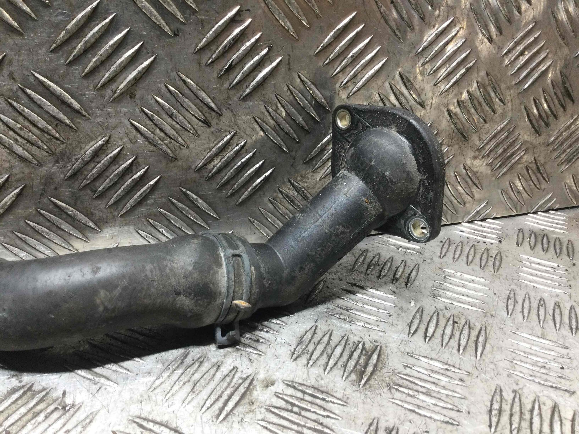 Б/У Фланец (тройник) системы охлаждения Volkswagen Beetle A4 (1997-2005) 2004 г.