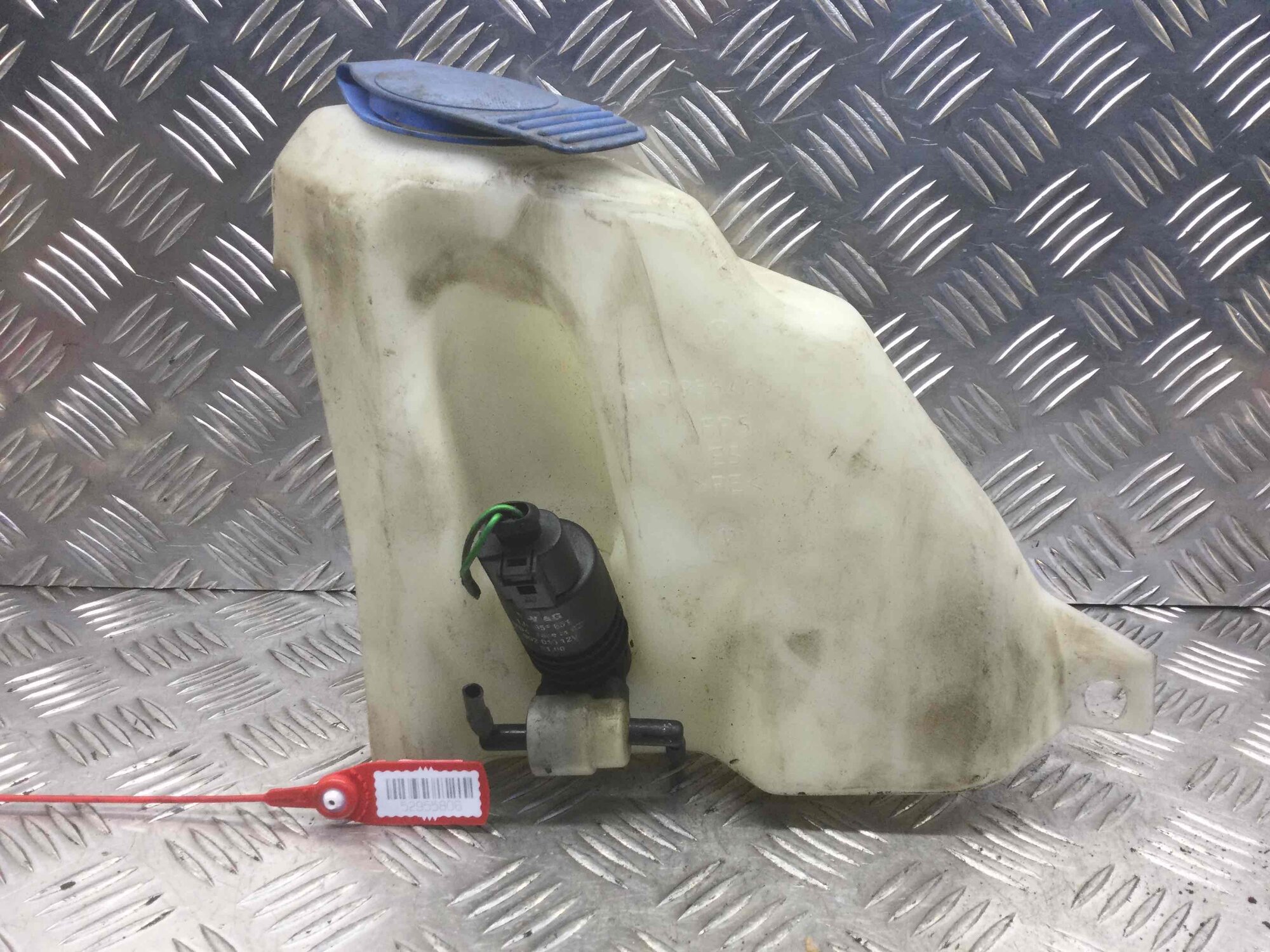 Б/У Бачок омывателя Volkswagen Polo 3 поколение (1994-2001) 2000 г.