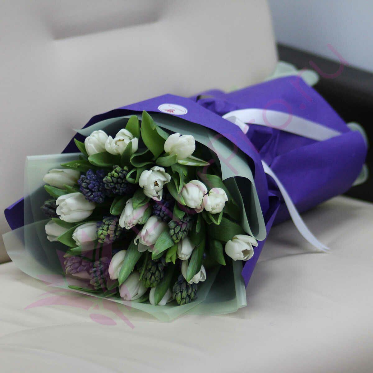 Букет живых цветов Flor-Pro Flowers из белых тюльпанов и синих гиацинтов в дизайнерской упаковке — фото 1