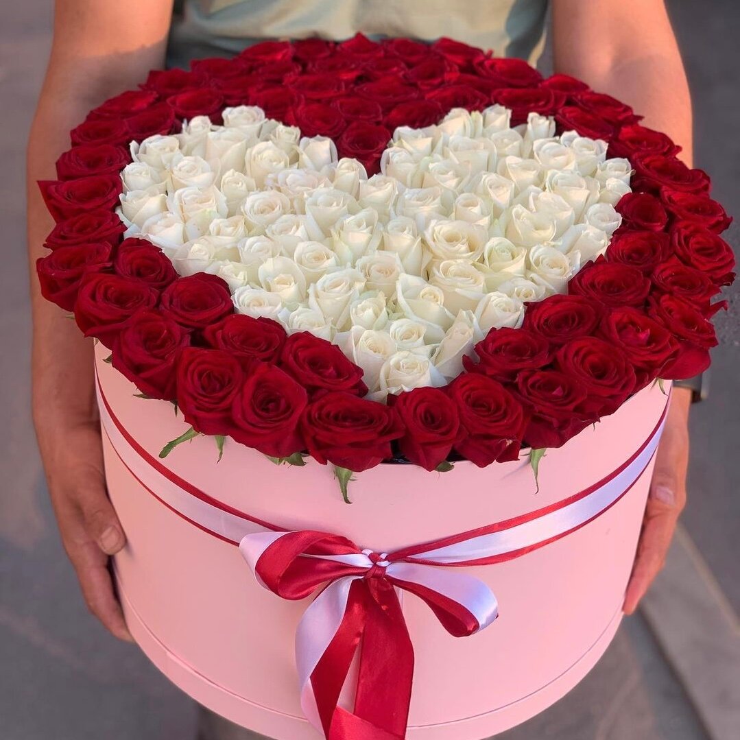 Букет из красных и белых роз сердце в шляпной коробке, красивый букет цветов, шикарный, премиум цветы, премиум букет
