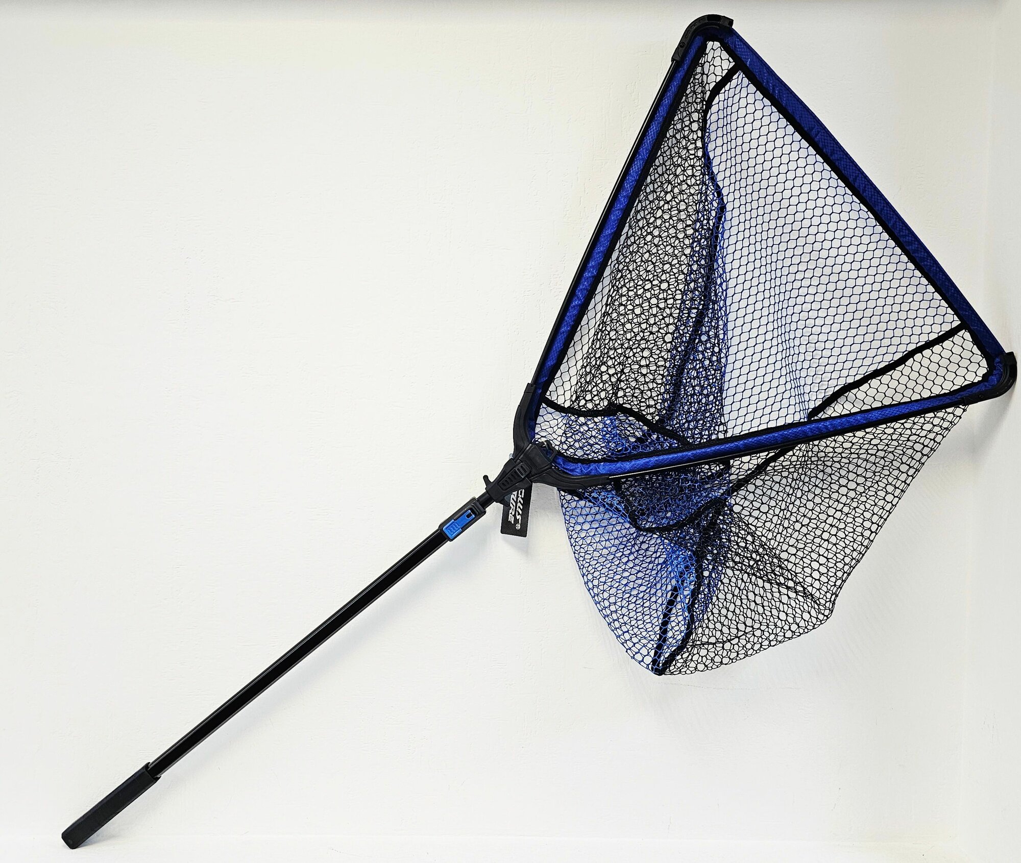 Подсачек треугольник телескопический компактный с сеткой AntiHook, черно синий 190 см.