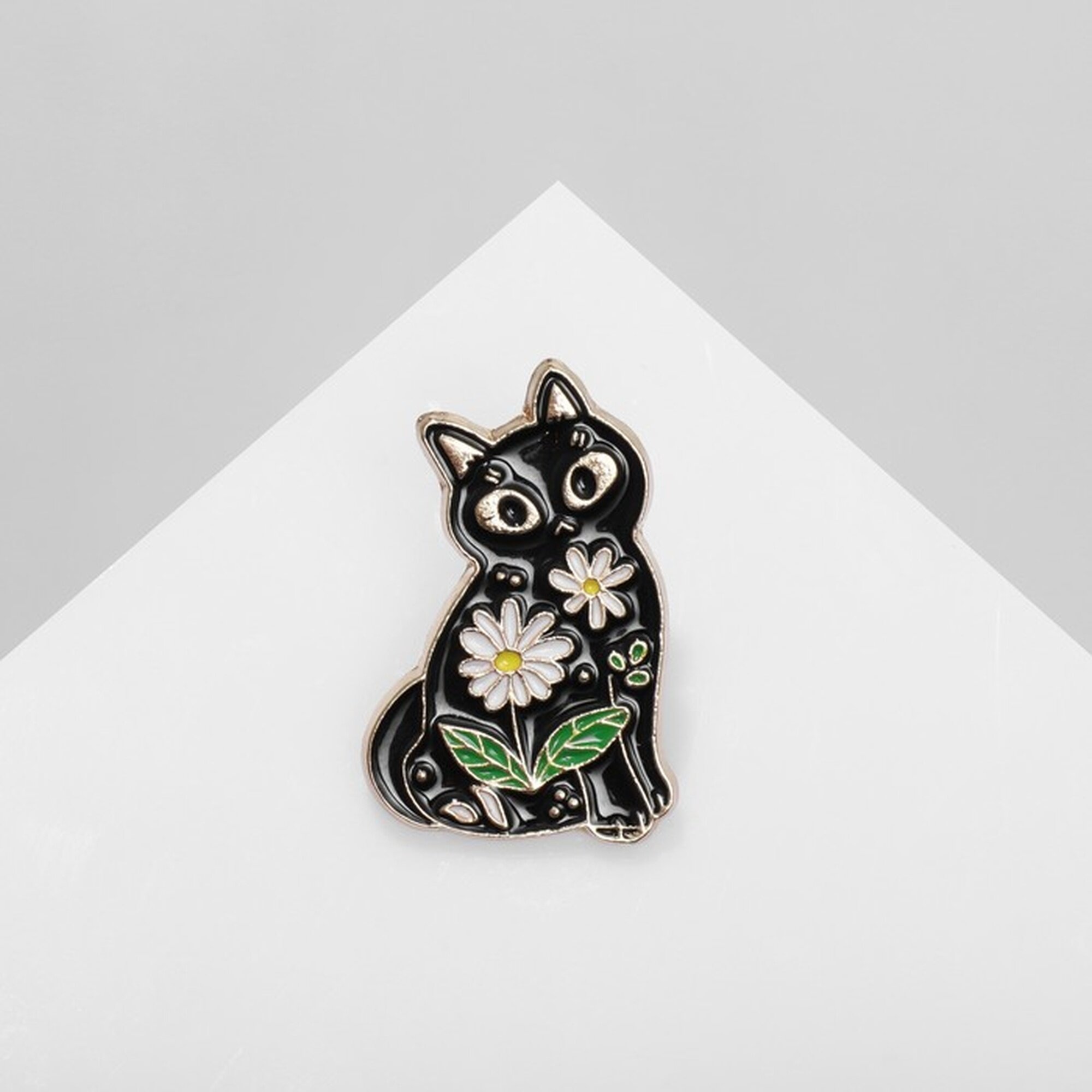 Значок Queen Fair "Кошка с ромашками", силикон, черный в золоте, 3 см