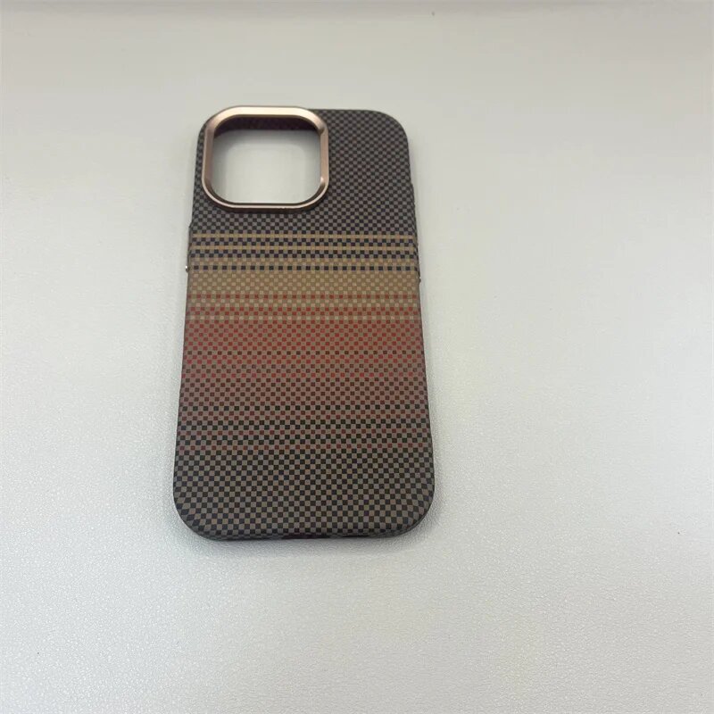 Чехол с 3D-рельефом и геометрической текстурой из углеродного волокна Для iPhone 16 Pro Макс, Gold