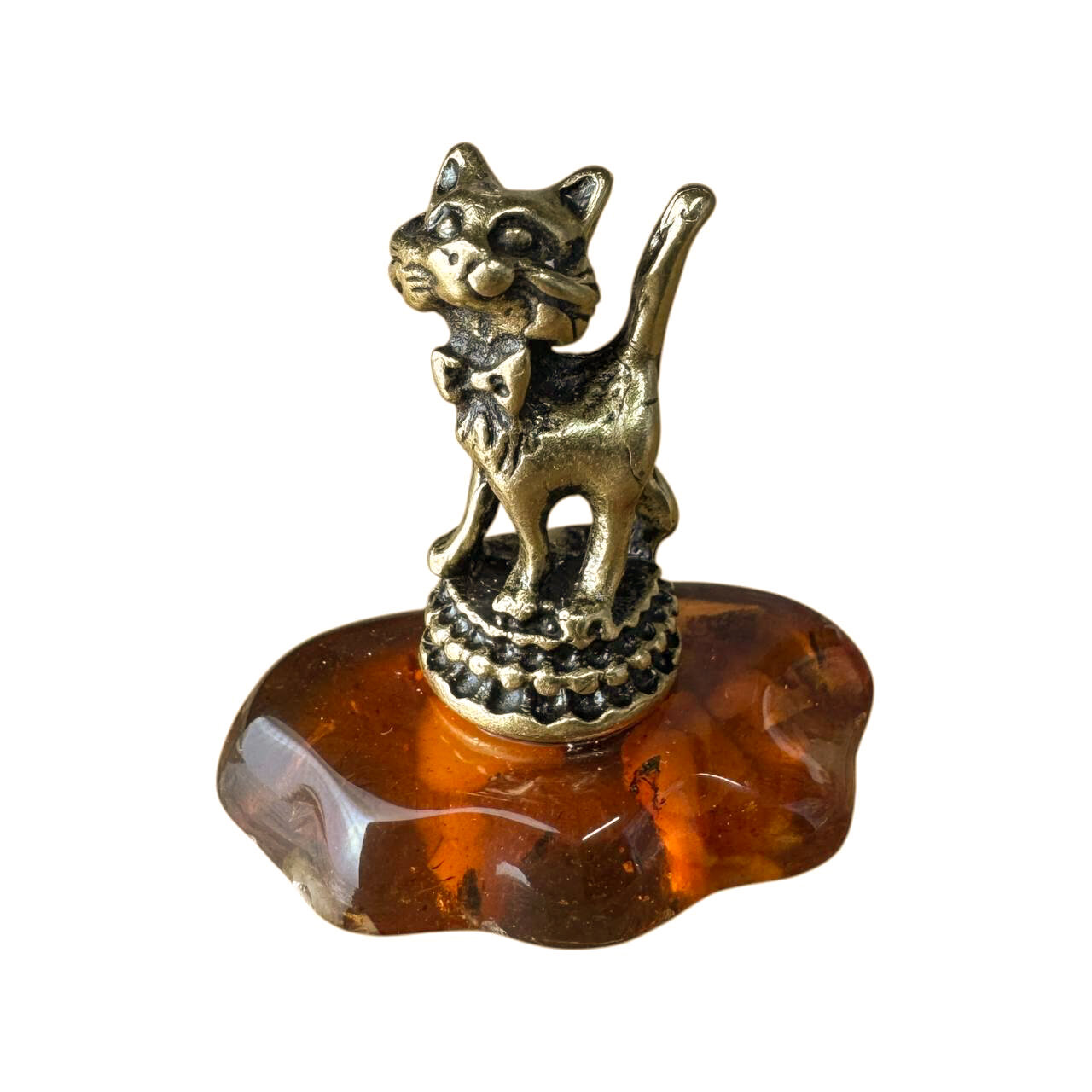 Фигурка Кошечка с бантиком из латуни и янтаря 2,8х1,5х1,2см LY-360075
