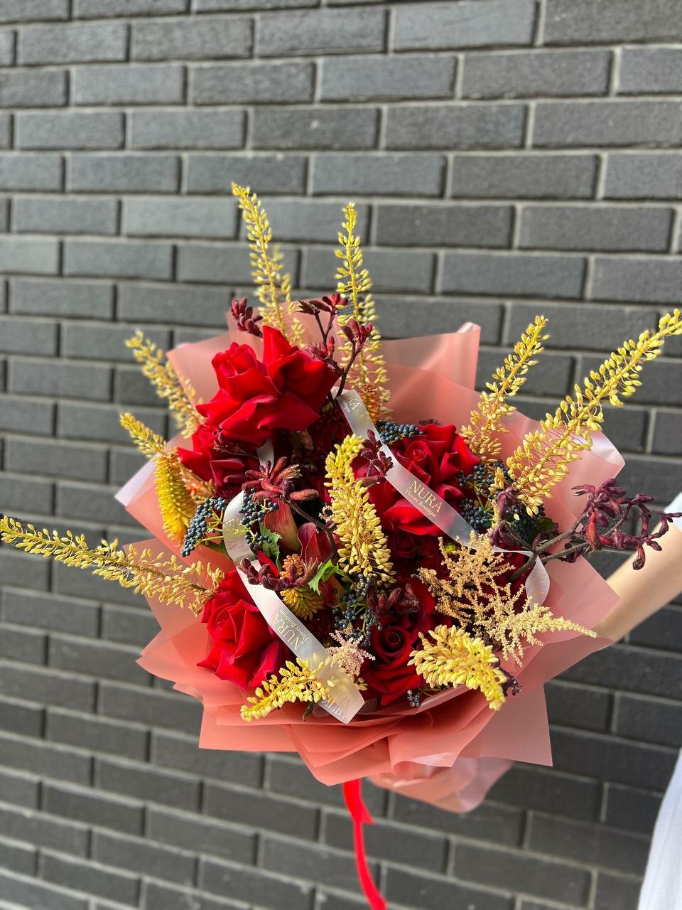 Букет живых цветов NURA FLOWERS, вибурнум калина 5, роза французкая 7, анигозантус 5, эриморус 10