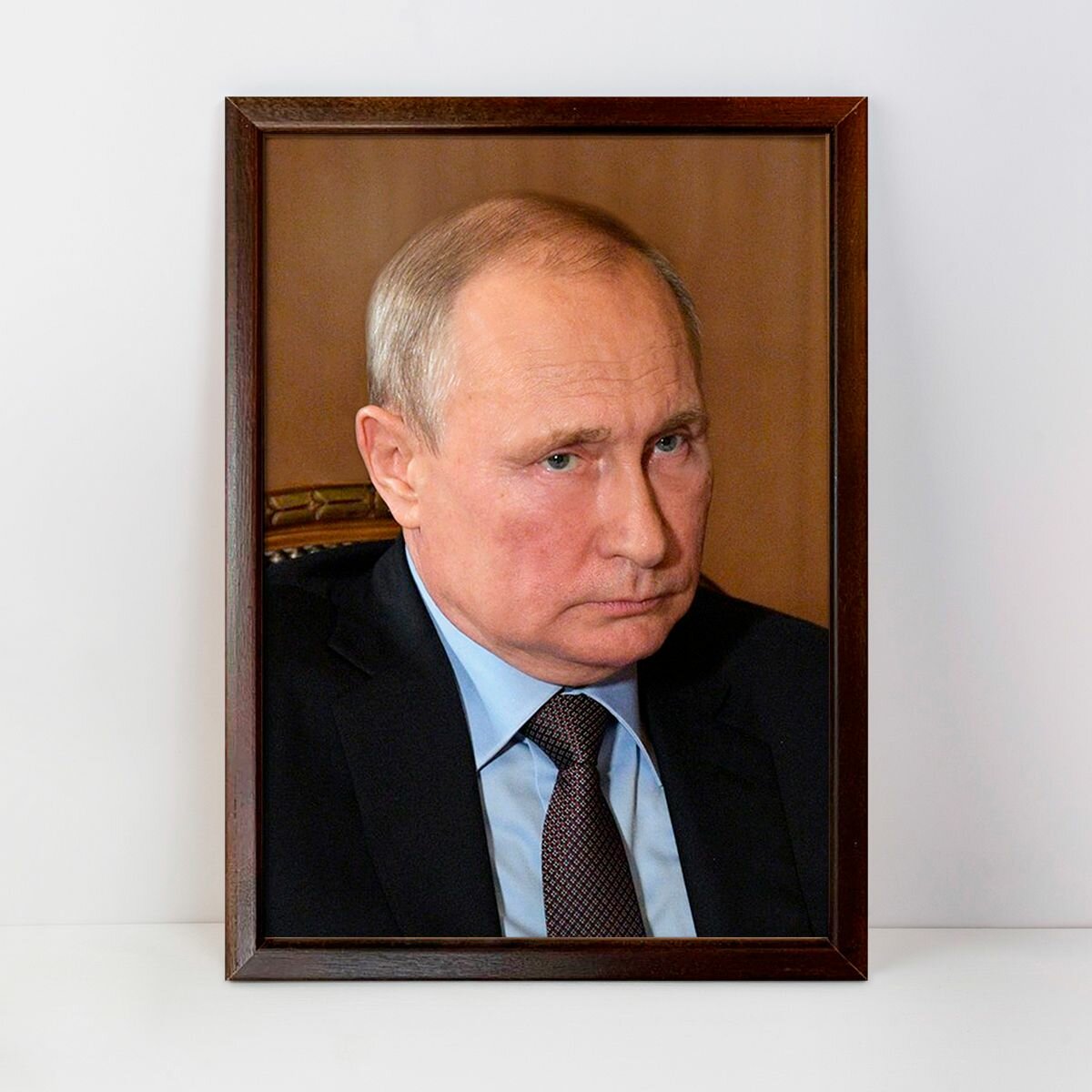 Портрет Владимира Путина на холсте в рамке под дерево / А-3 (30x42 см.)